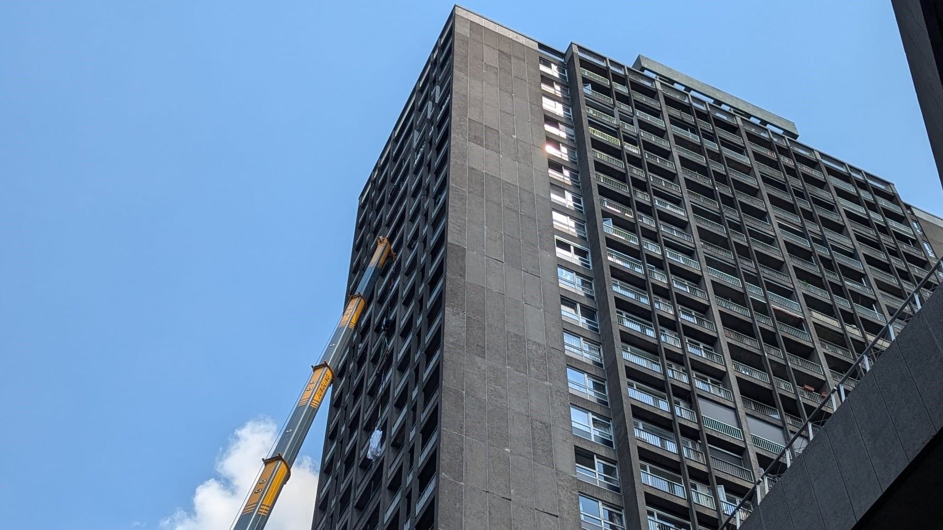 Tour Kennedy : évacuation des déchets et denrées périssables - RTBF Actus