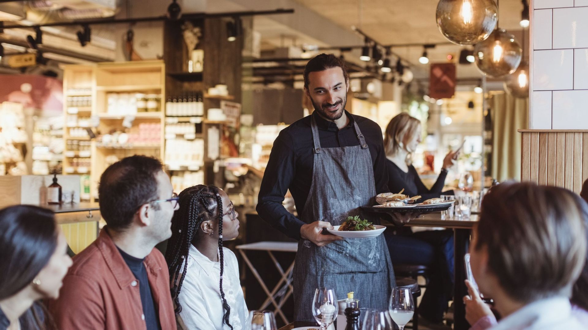 Un restaurant peut être rempli un jour et vide le lendemain