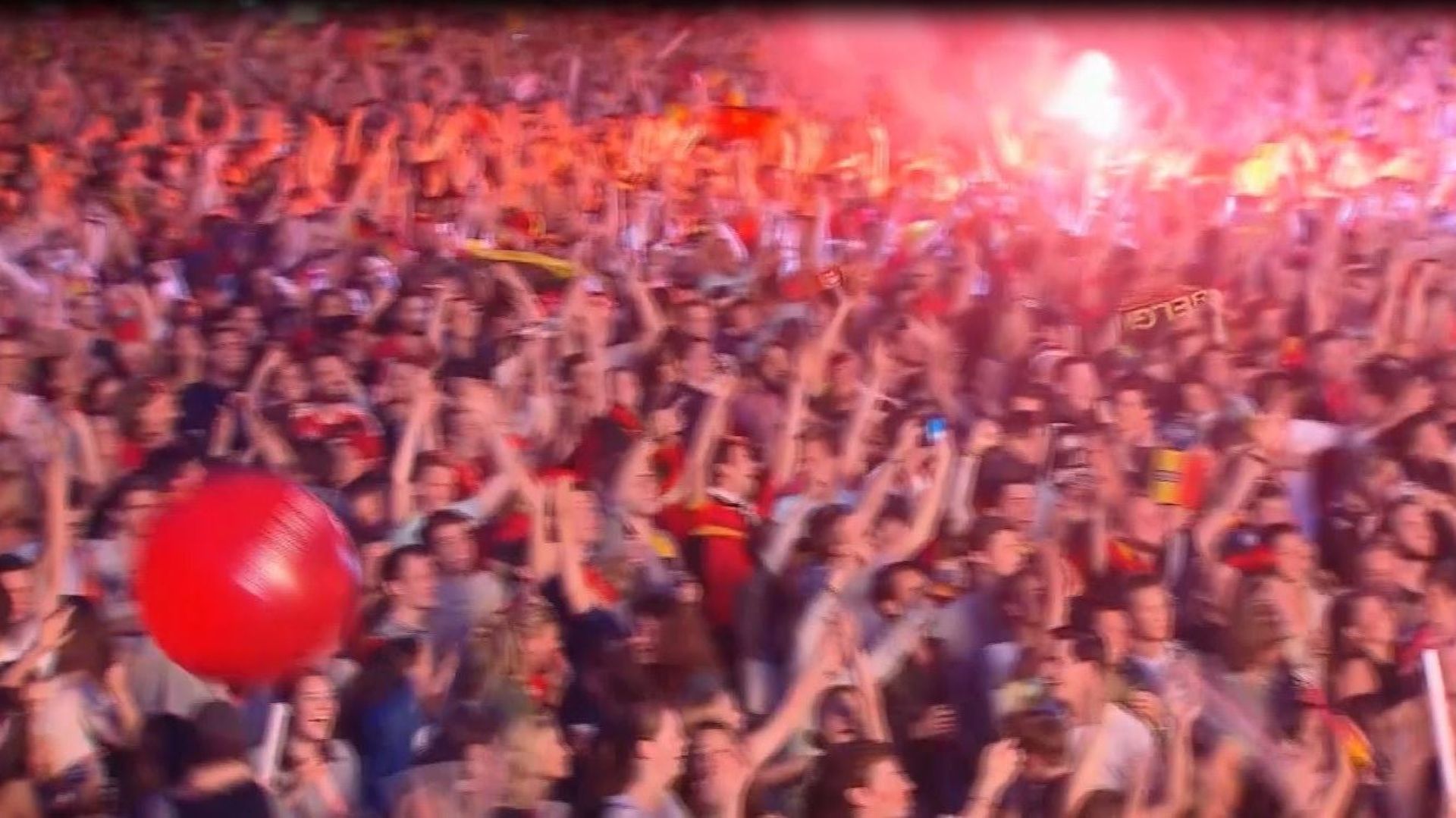 Ambiance délirante dans la fan zone et joie intense sur le banc belge ...
