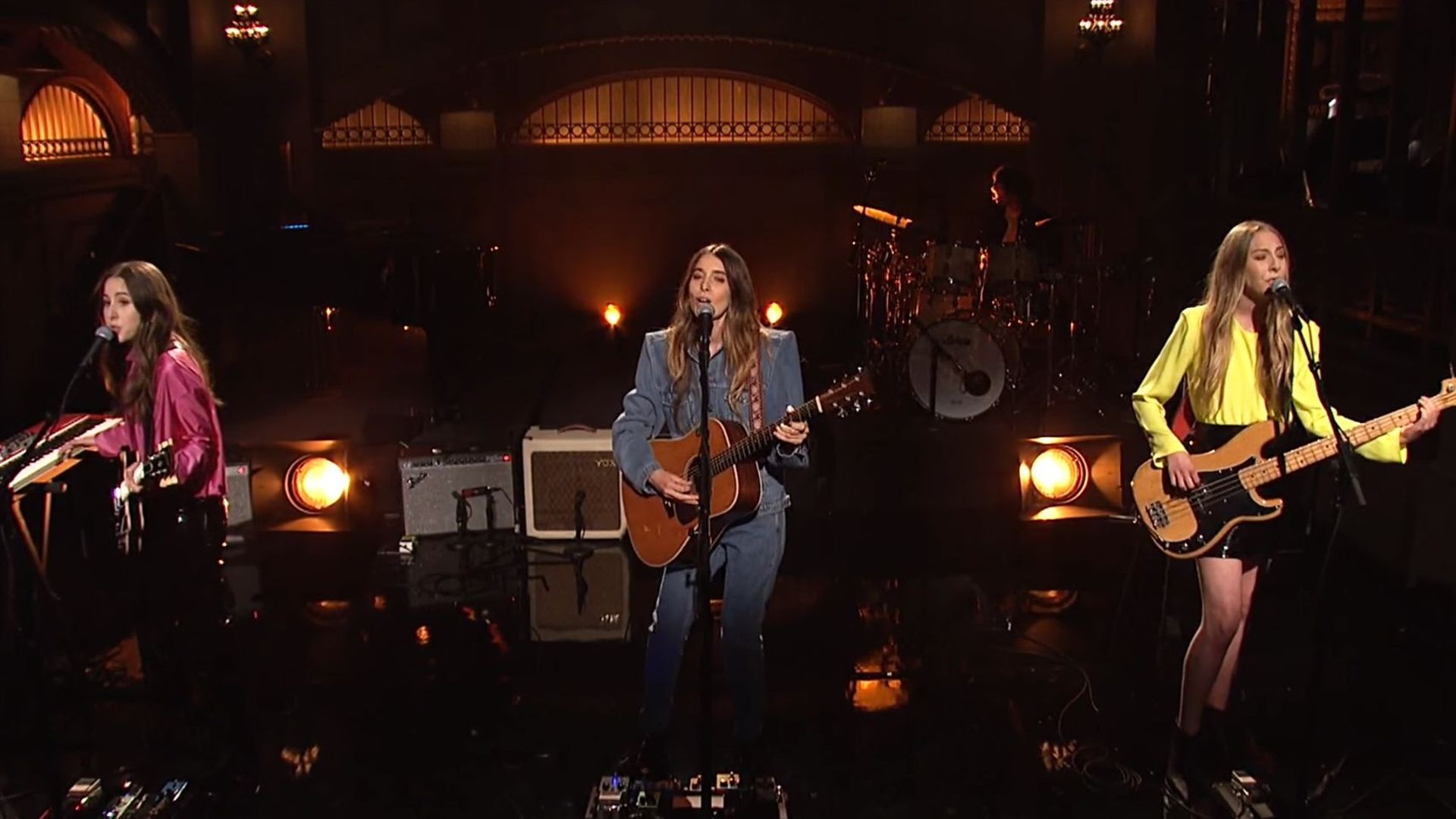 Vidéo: Haim joue son single sur le plateau du Saturday Night Live ...