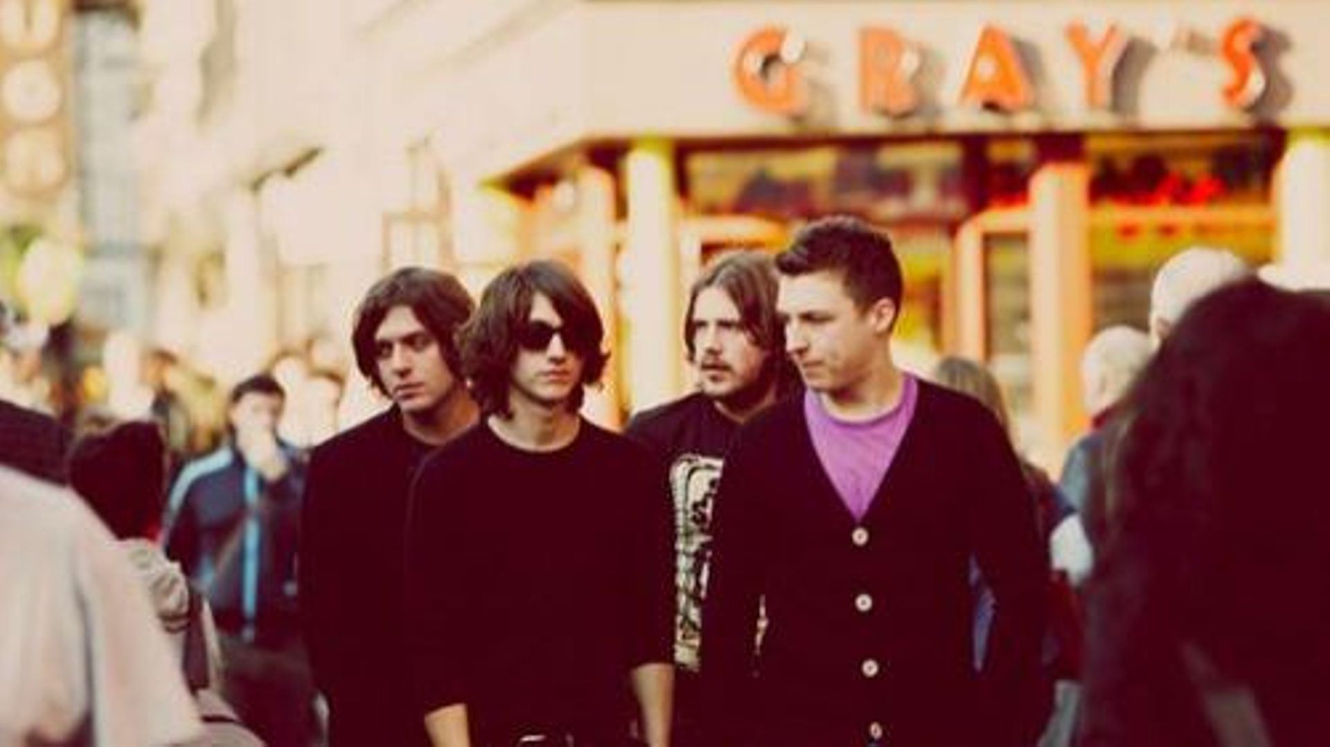 Ecoutez Artic Monkeys qui reprend Miles Kane - RTBF Actus