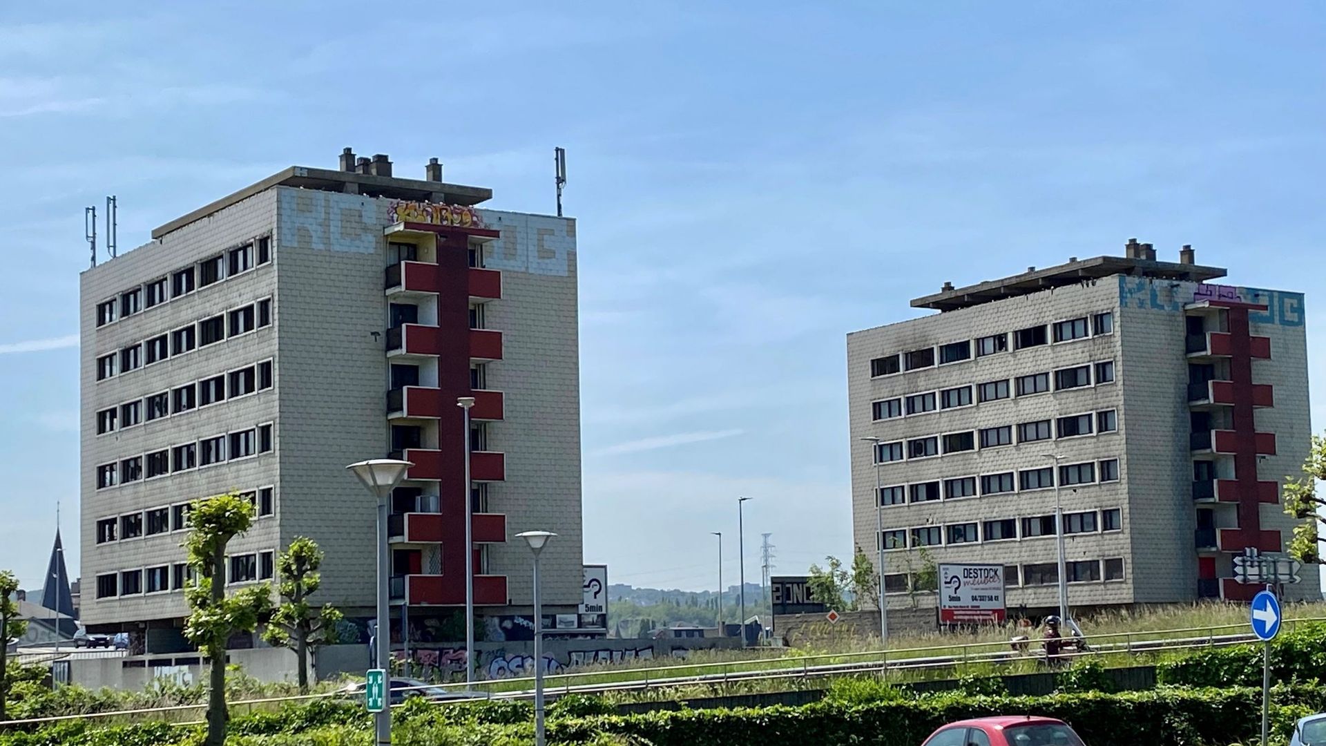 Le chantier de démolition des deux tours de Jemeppe a enfin commencé ...