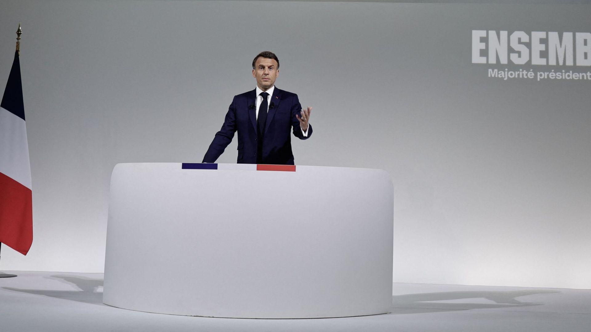 'Moi ou le chaos' : le pari risqué d’Emmanuel Macron - RTBF Actus
