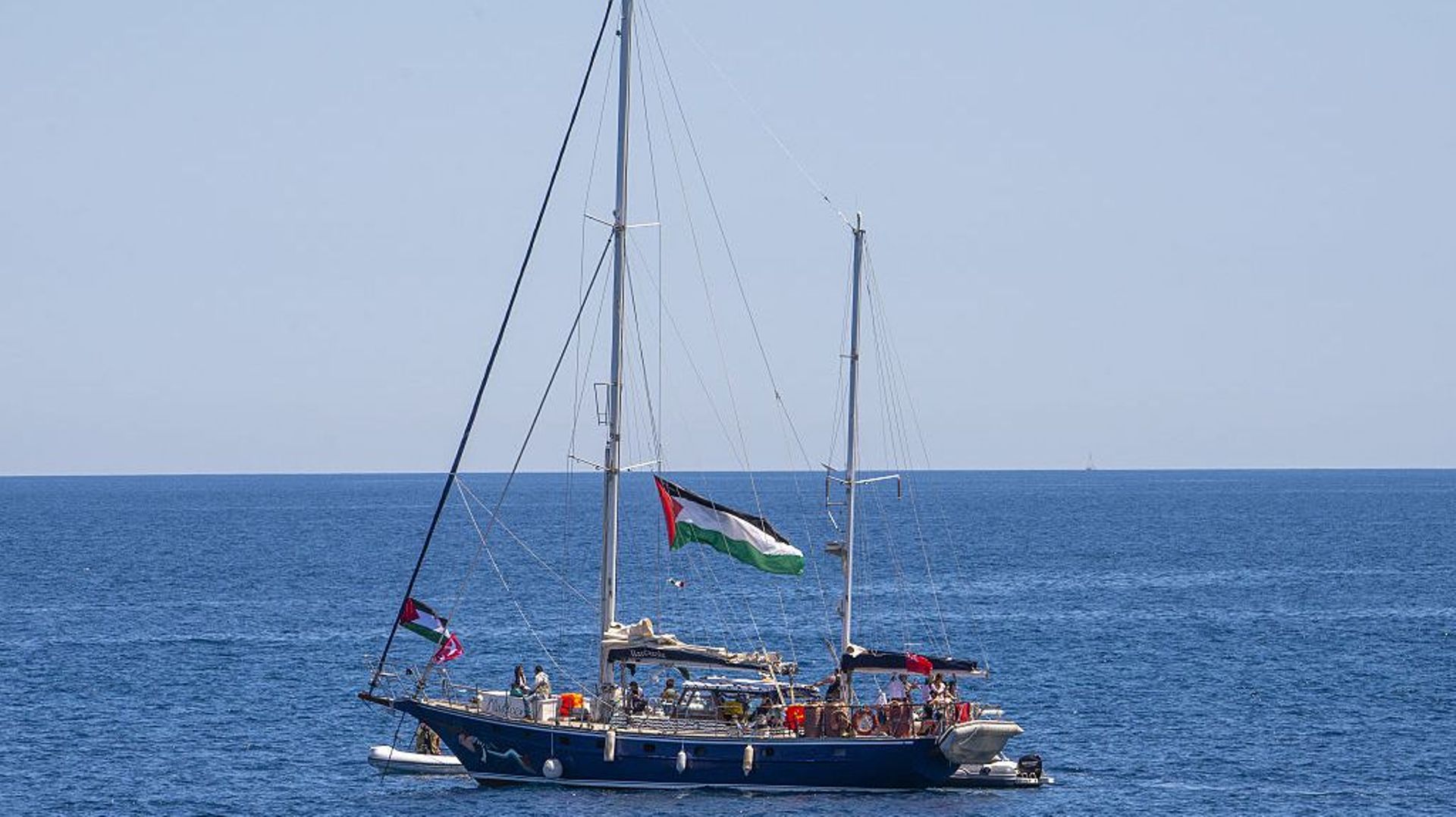 Le bateau pour Gaza avec Rima Hassan et Greta Thunberg porte secours à des réfugiés en mer ...