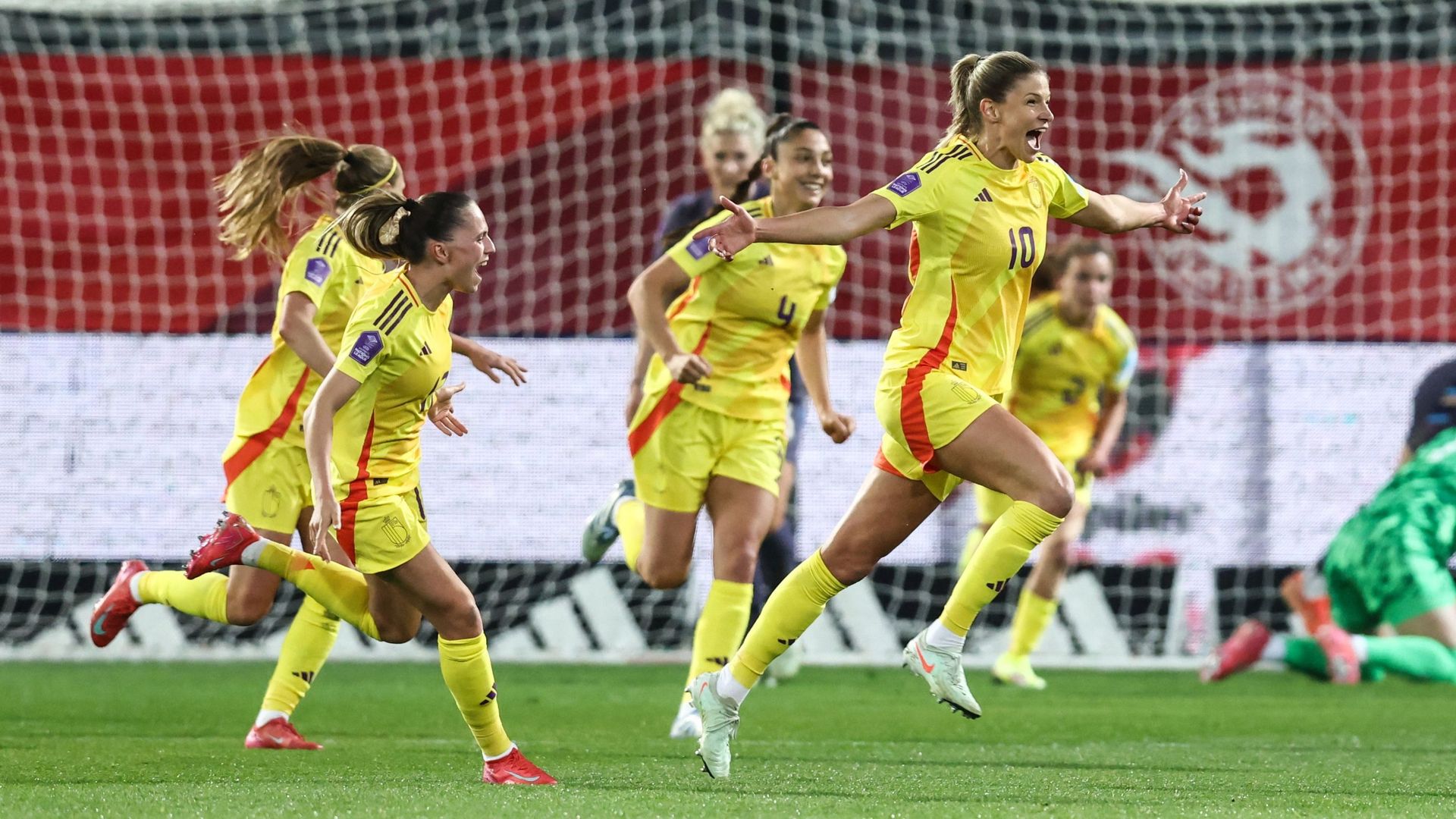 Les Flames qui flambent : Davina Philtjens et Elena Dhont offrent trois points à Sassuolo - RTBF ...