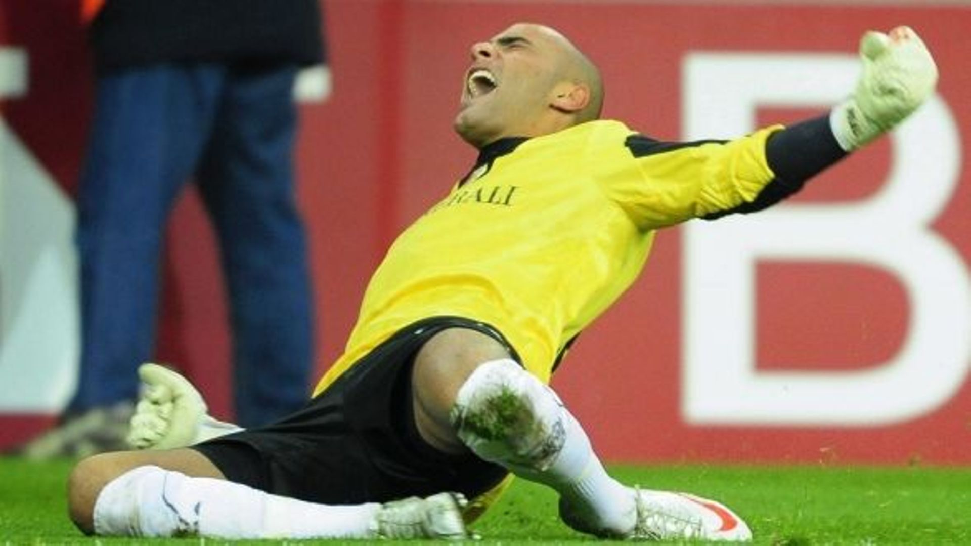Sinan Bolat envoie le Standard en Europa League - RTBF Actus