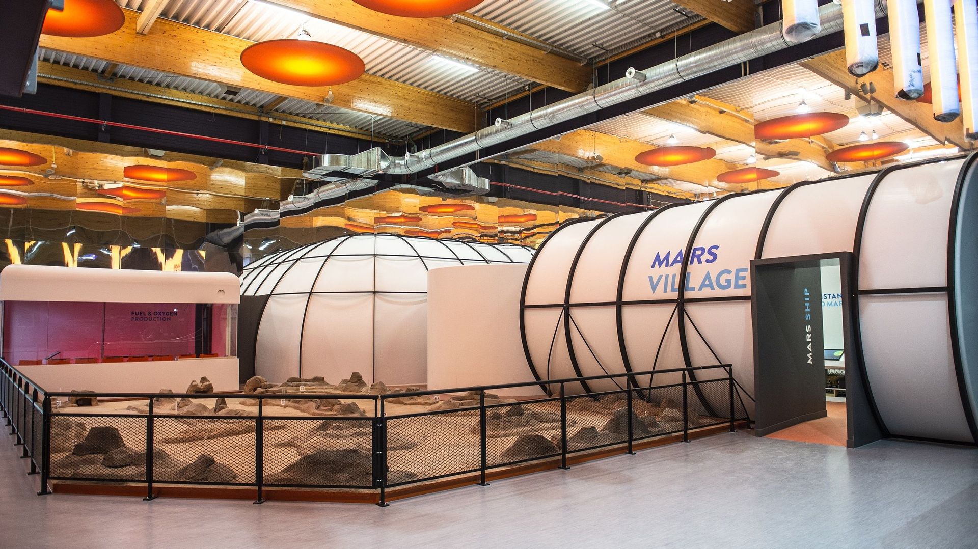 La balade de Carine : Le nouvel Euro Space Center - RTBF Actus