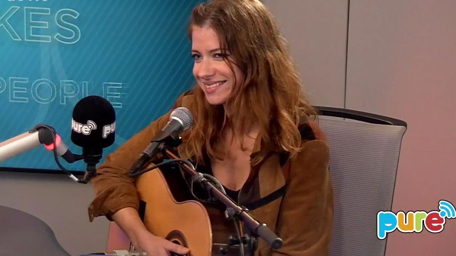 Bonus vidéo: Joe Bel joue son nouveau single et répond aux questions de ...