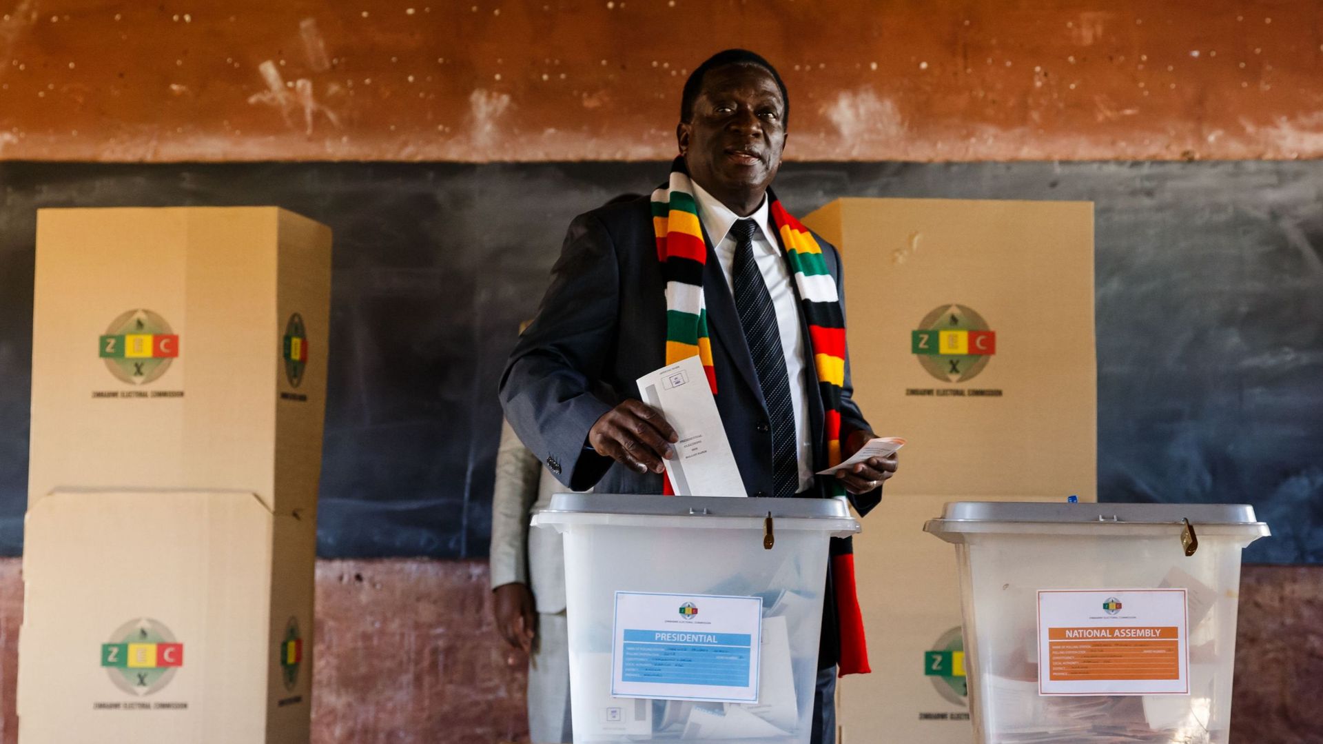 Zimbabwe: Emmerson Mnangagwa officiellement élu président au premier ...