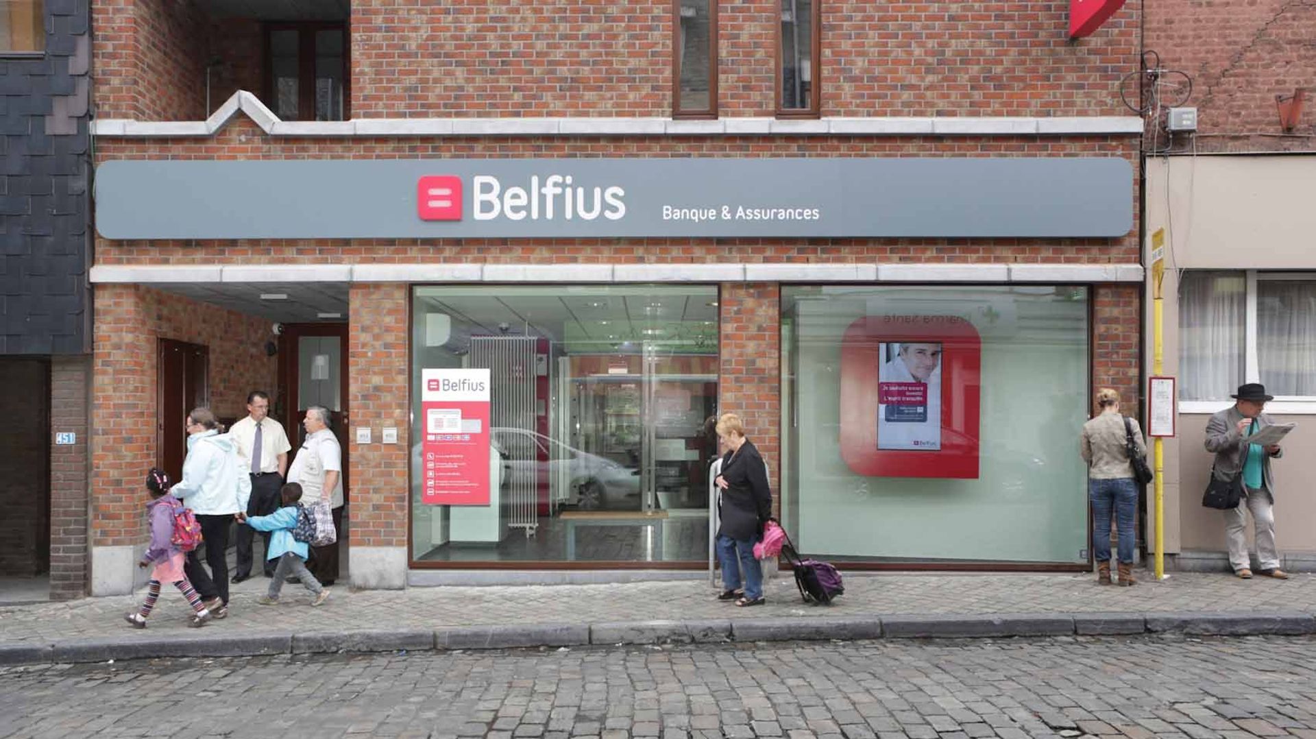 Belfius a doublé le tarif de ses comptes bancaires sociaux - RTBF Actus