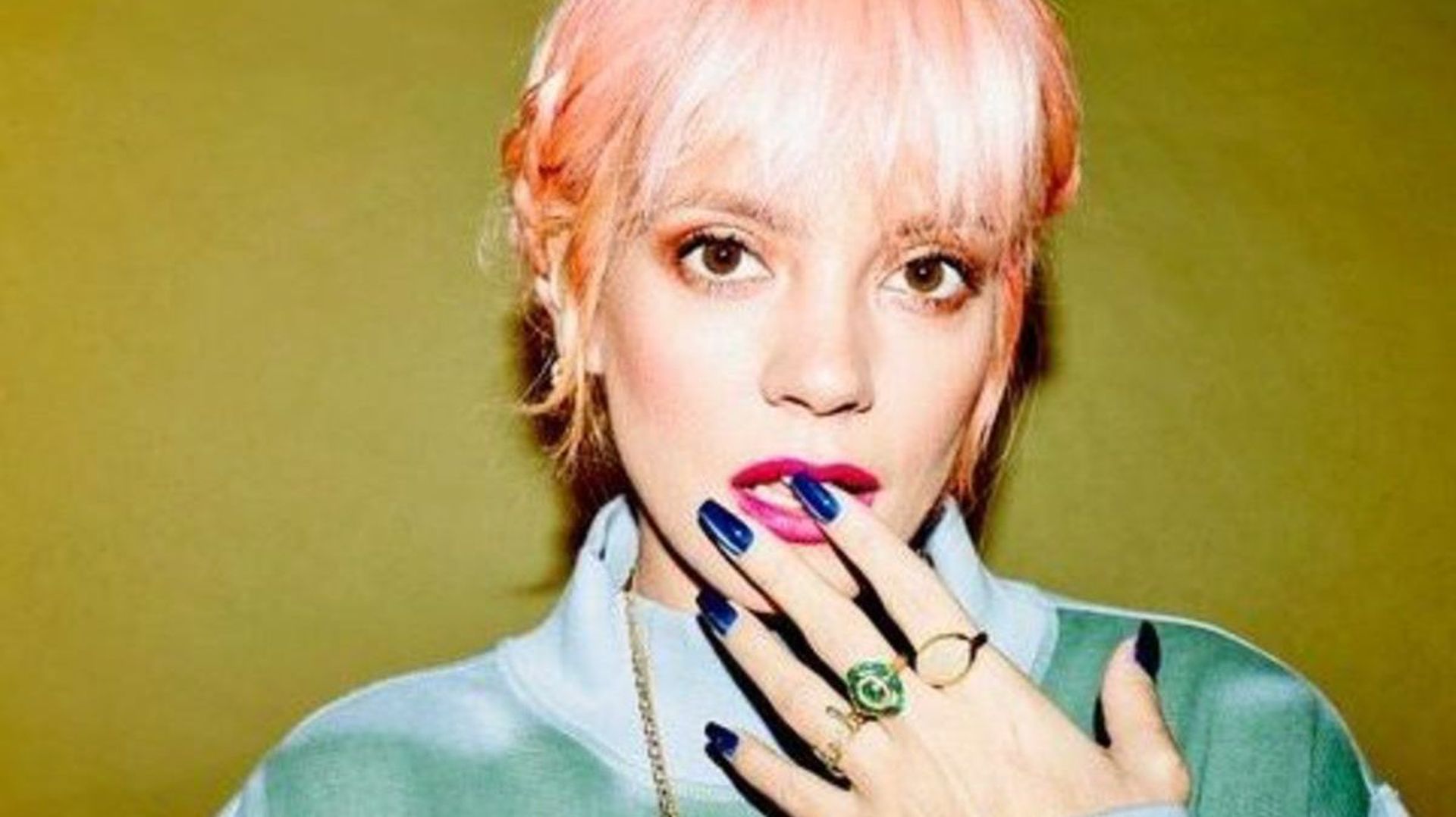 Lily Allen se souvient de ses années 'sauvages' dans le clip de ...