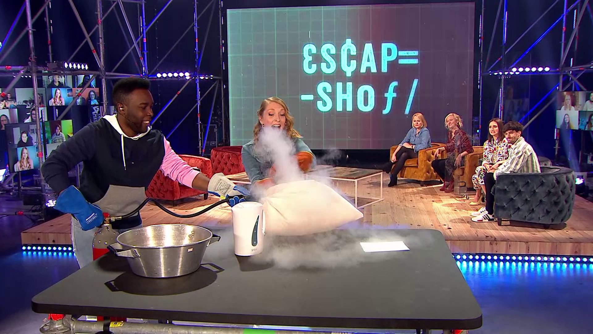 Expérience sous pression dans l'Escape Show en prison ! - RTBF Actus