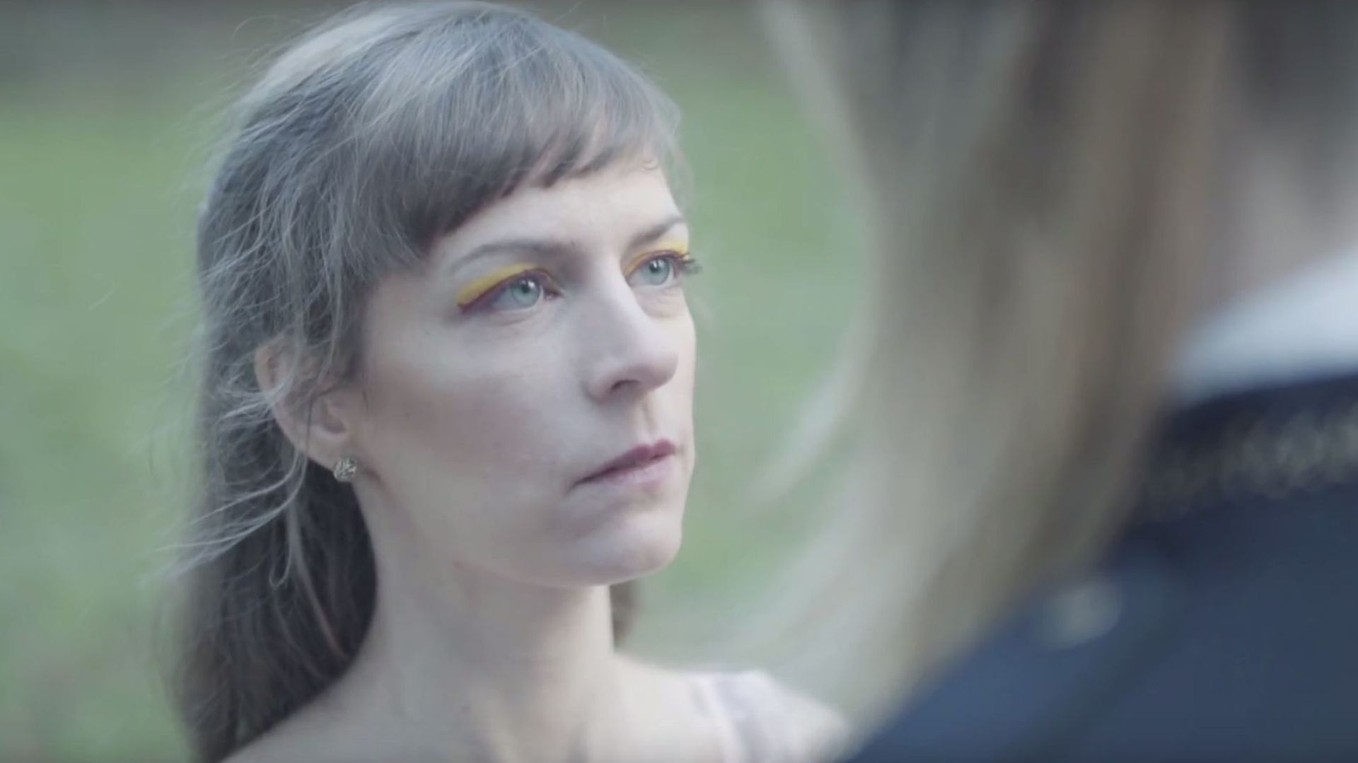 Clip à l'atmosphère romantique et vaporeuse pour Leonore - RTBF Actus