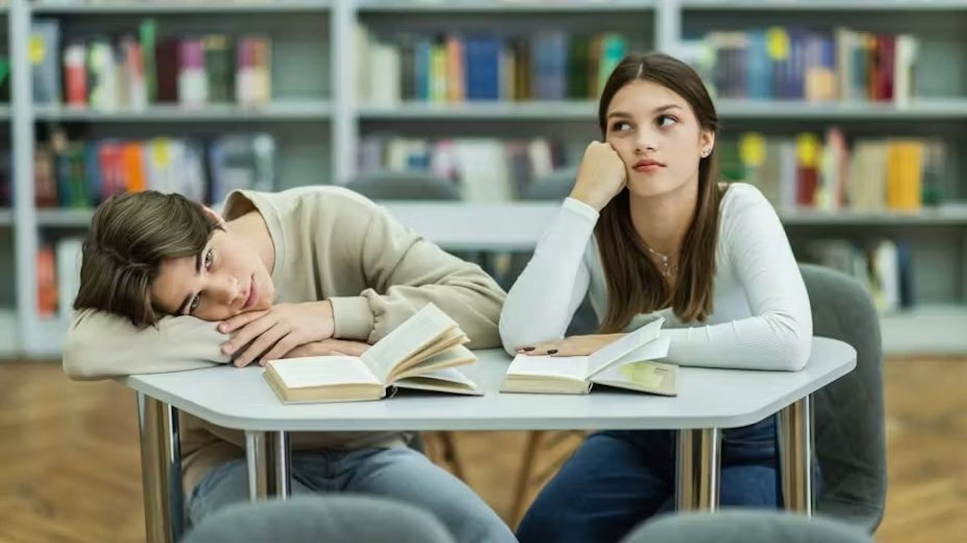 Les jeunes lisent moins, et moins longtemps, comment inverser la tendance ? - RTBF Actus