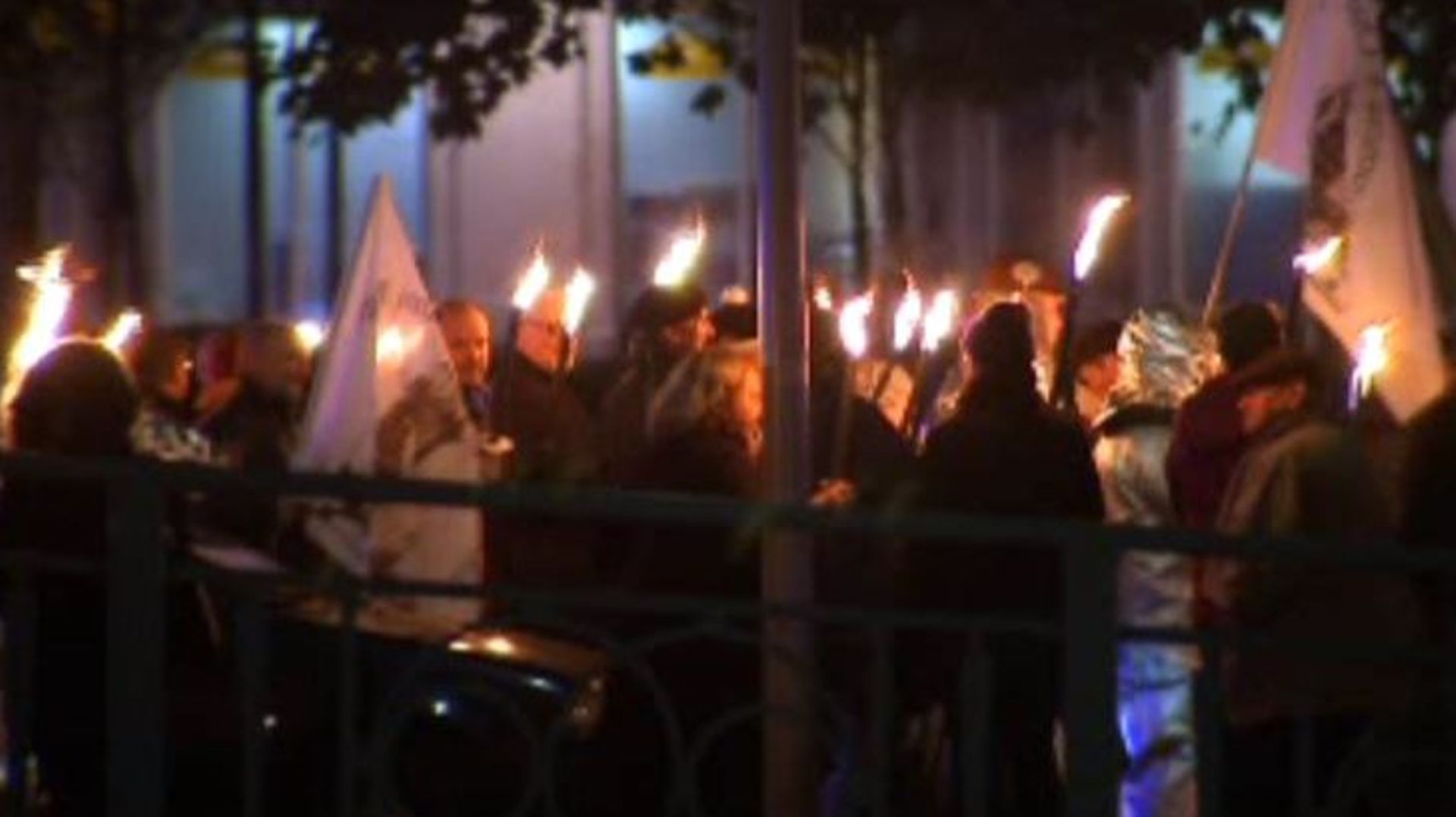 Charleroi : 3e marche aux flambeaux pour sauver le HF4 de Carsid - RTBF Actus