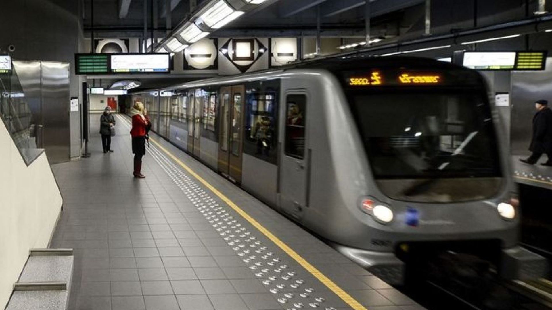 Bruxelles : les lignes 2 et 6 du métro bruxellois restent suspendues à la suite du dégagement de ...