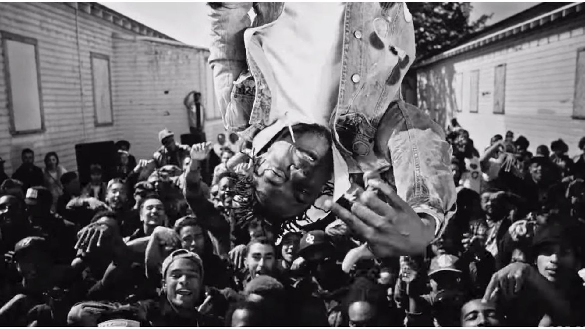 Kendrick Lamar Lévite Dans Un Somptueux Clip En Noir Et Blanc Rtbf Actus
