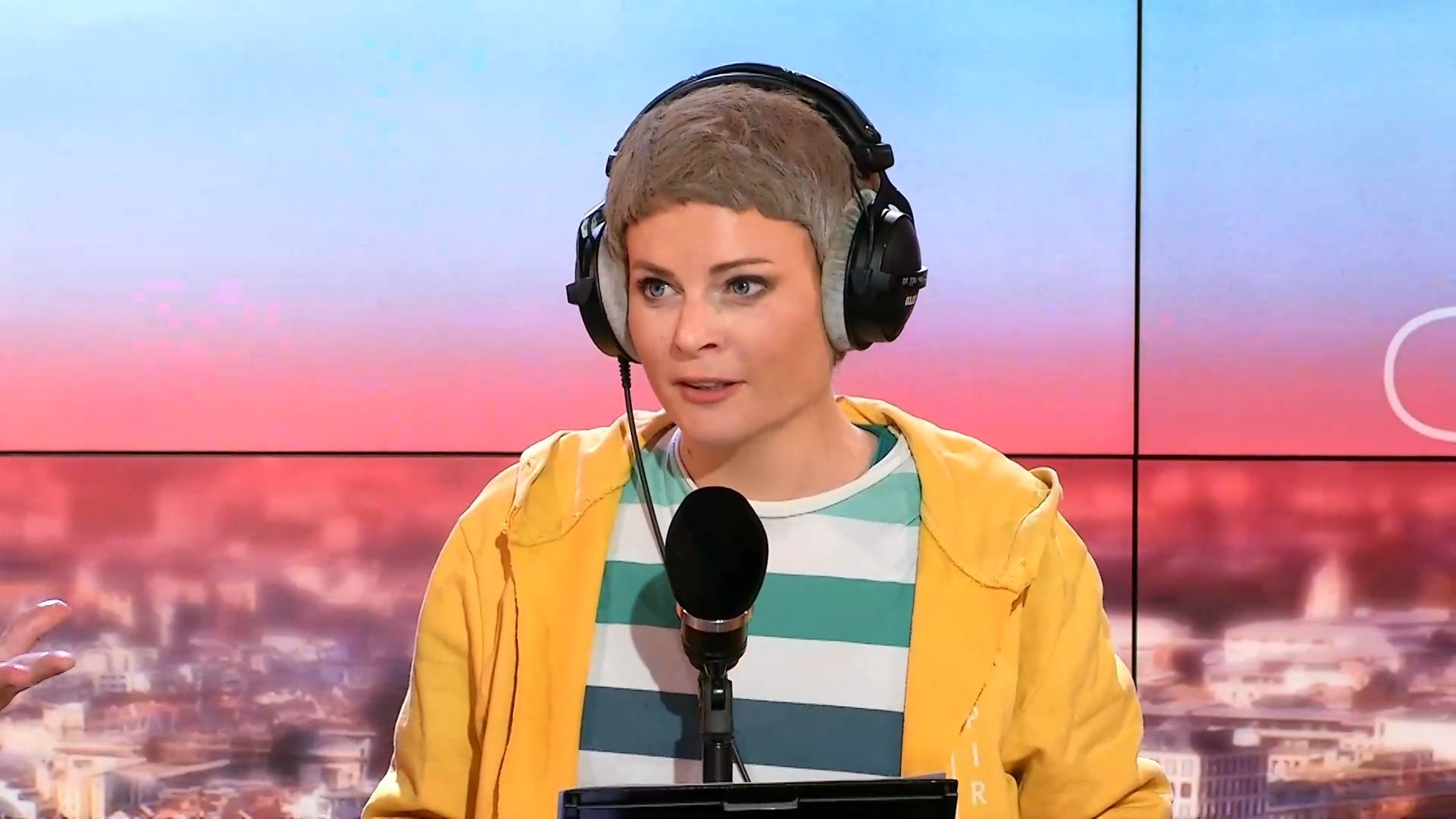 Tamara Payne se fait passer pour Jean-Luc Fonck et rend hommage à Bla ...