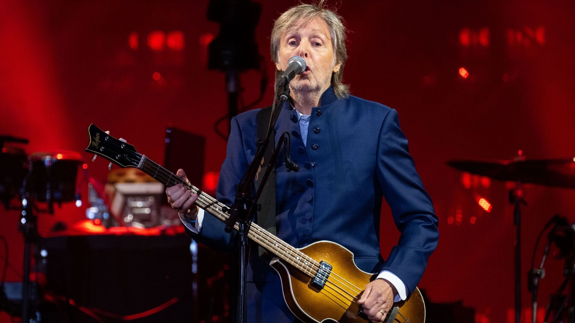 Paul McCartney joue le dernier titre des Beatles : 'Now and Then ...