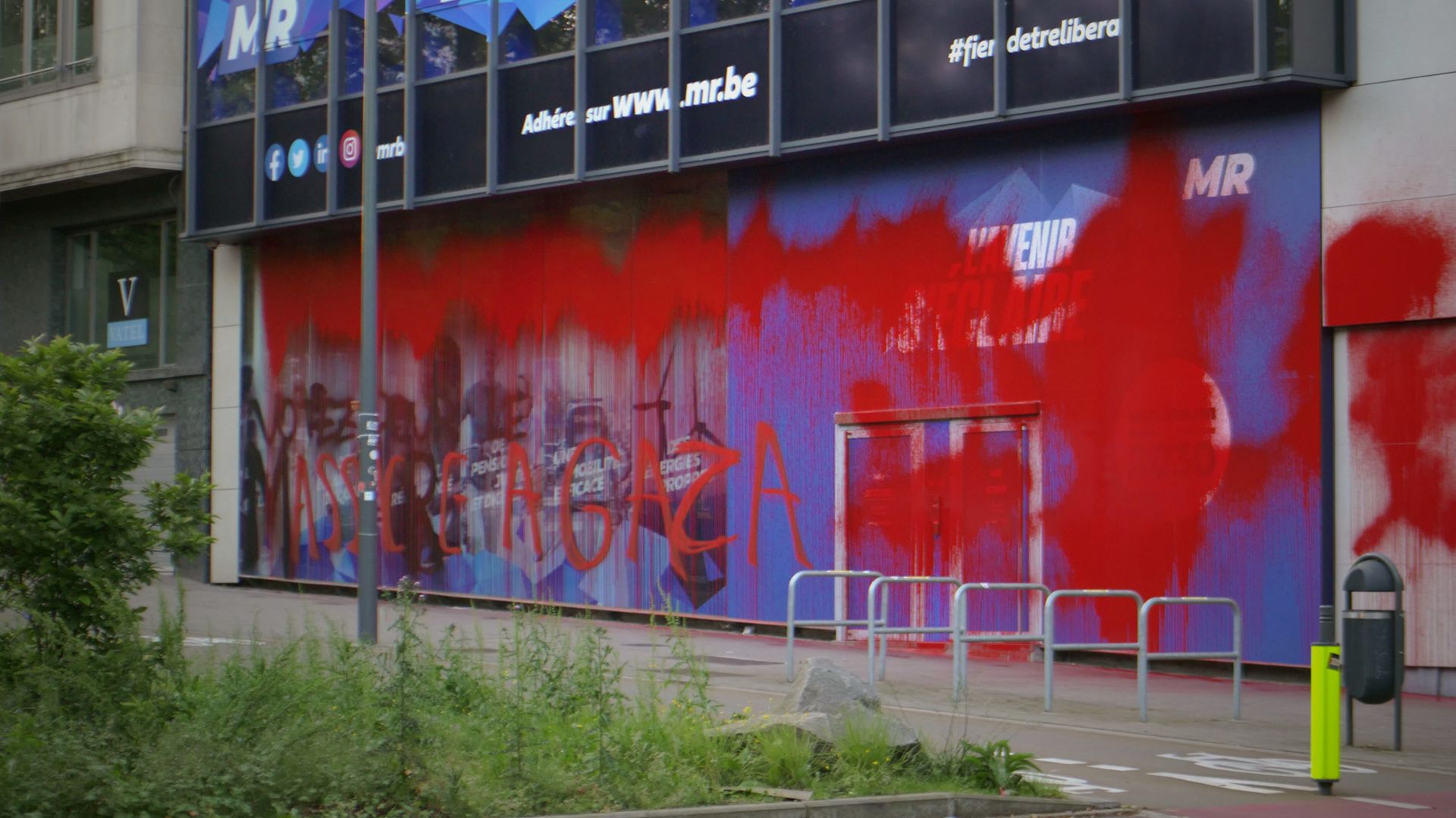 Guerre Israël-Gaza : la façade du siège du MR recouverte de peinture ...