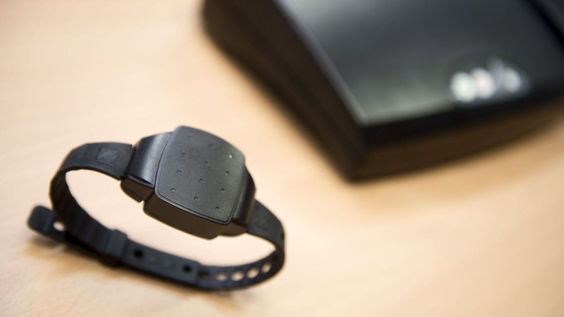 Le bracelet électronique n’est pas une vraie peine ? - RTBF Actus