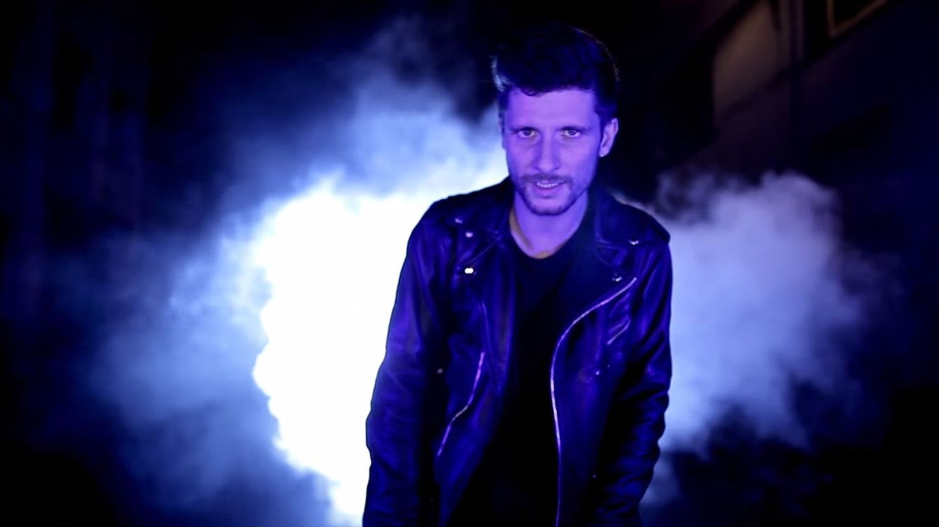 Nicola Testa transforme une rue en discothèque pour le clip de 'F.M ...