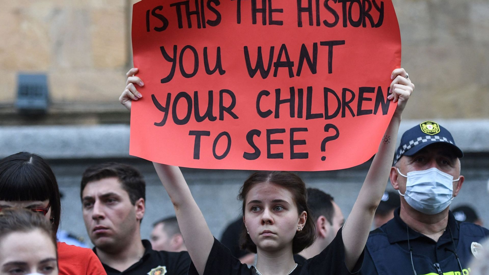 Des milliers de manifestants en Géorgie après la mort d'un caméraman ...