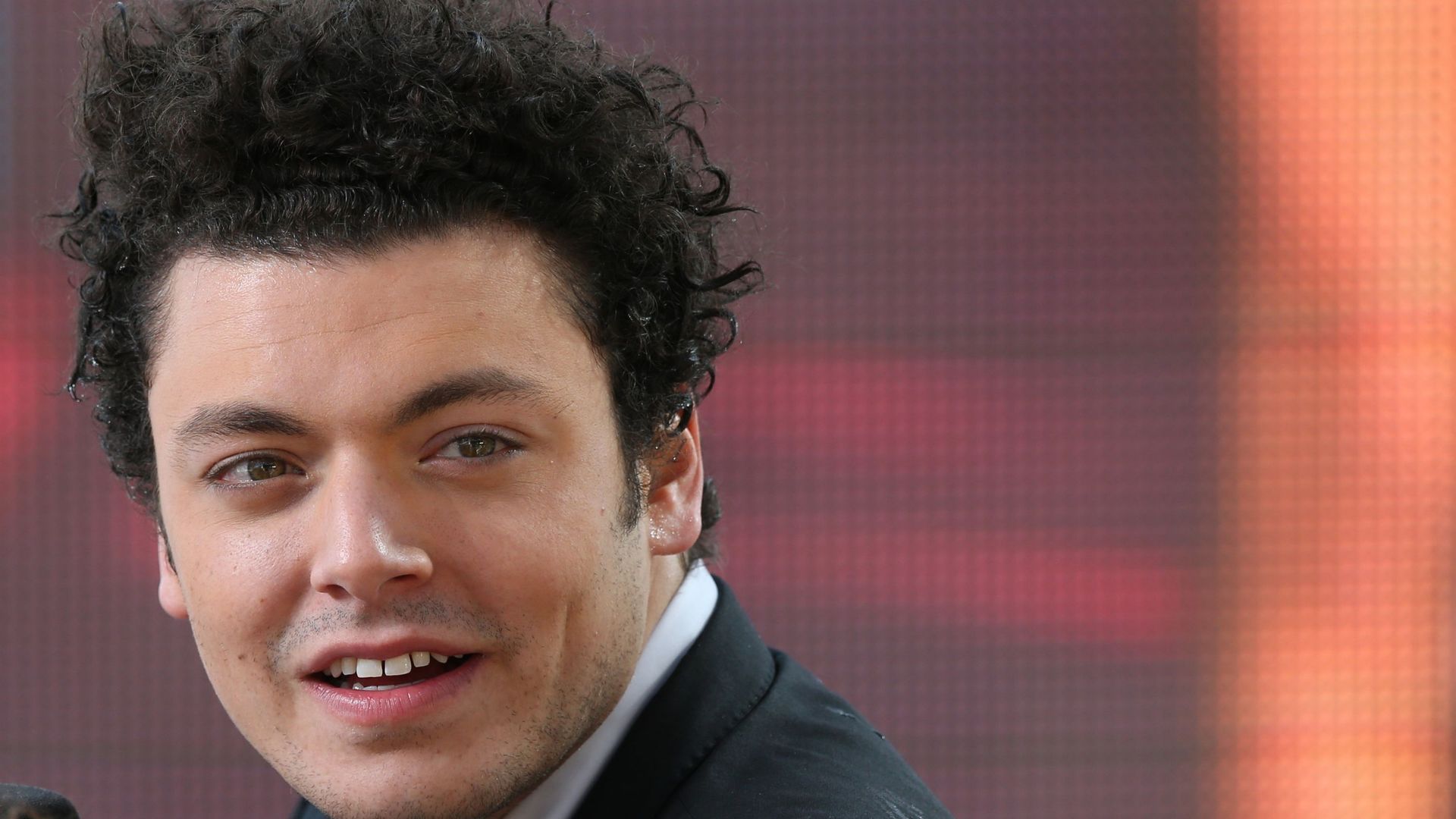 Kev Adams fête ses 10 ans de scène avec un nouveau spectacle - RTBF Actus