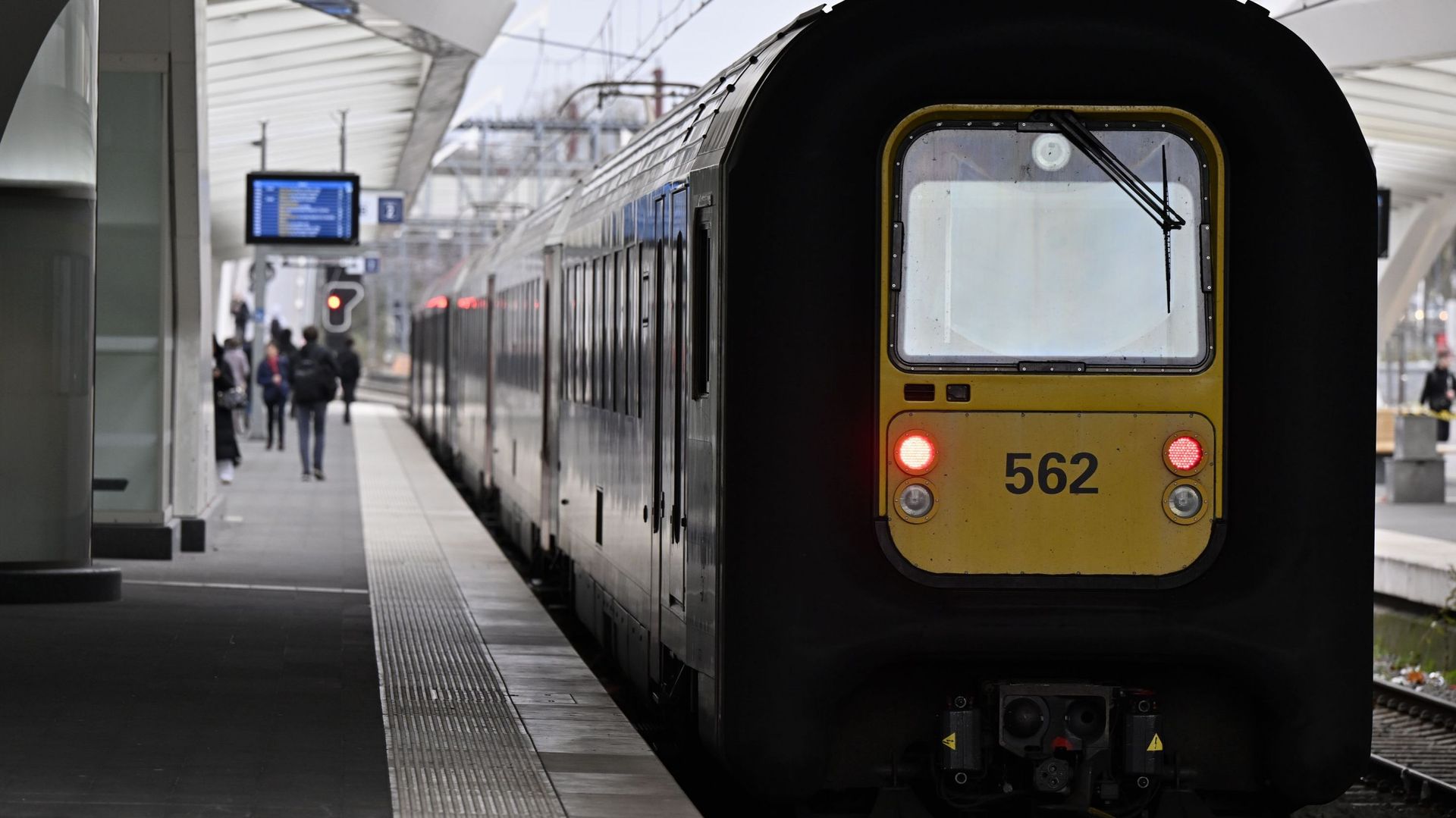 Trafic temporairement interrompu sur la ligne Bruxelles-Charleroi après un heurt de personne à ...