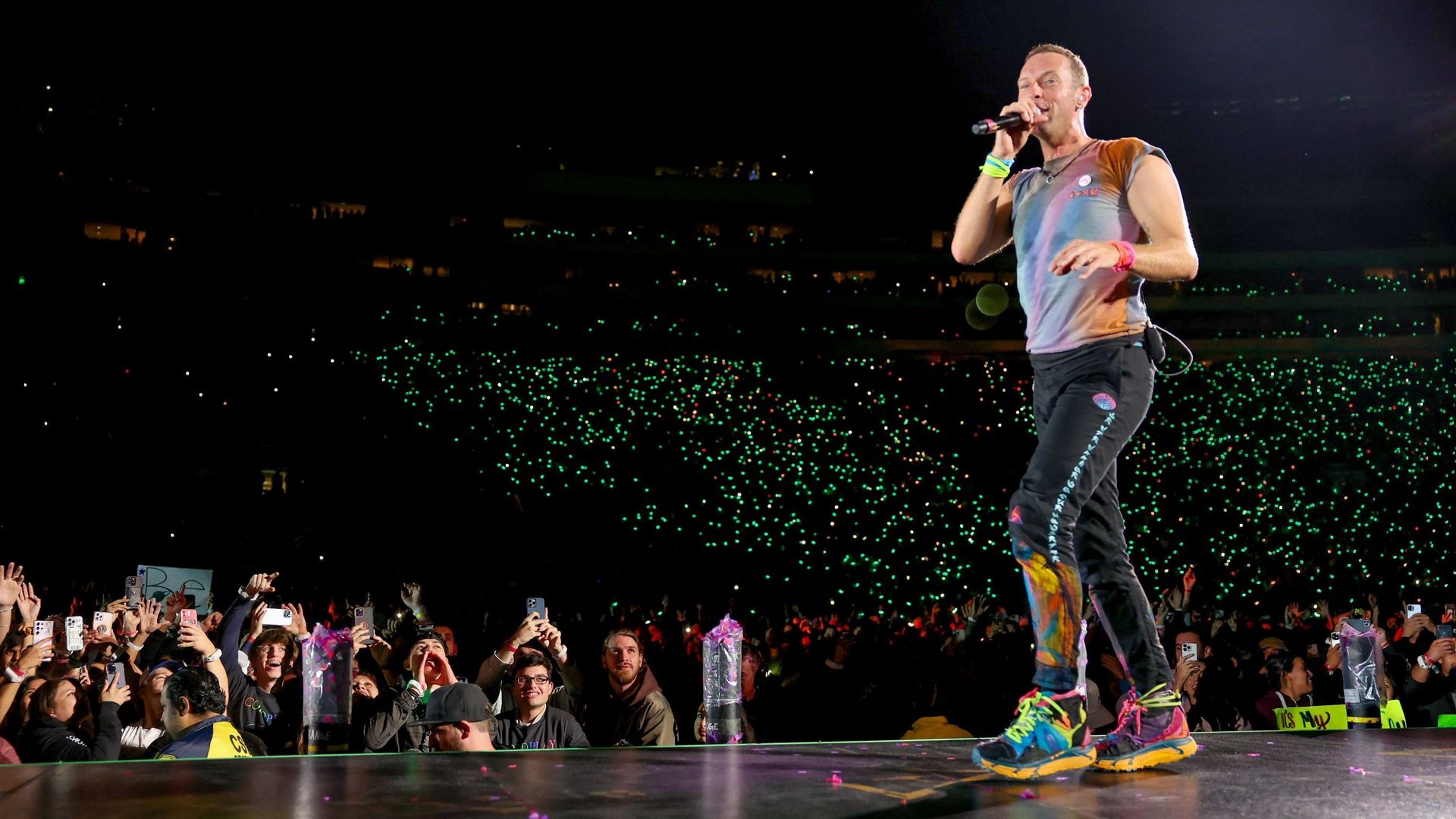 Après Olivia Rodrigo, Chris Martin tombe dans une trappe en plein ...