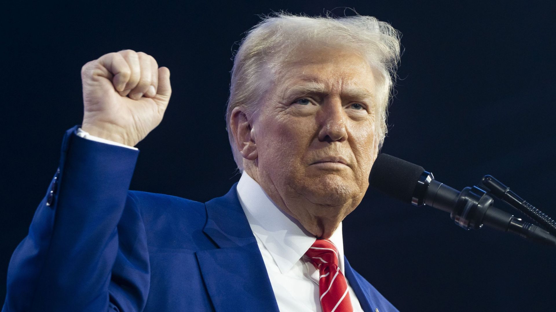 Donald Trump est-il fasciste ? Son style et son projet correspondent-ils à la définition ...