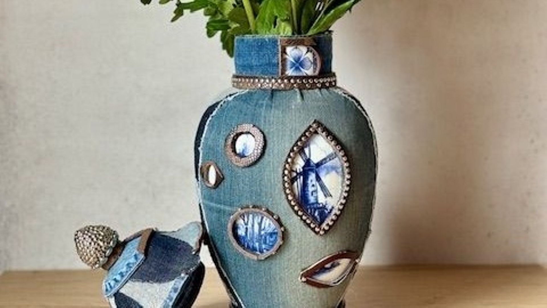Liège : une boutique propose des vases en… jeans recyclés ! - RTBF Actus