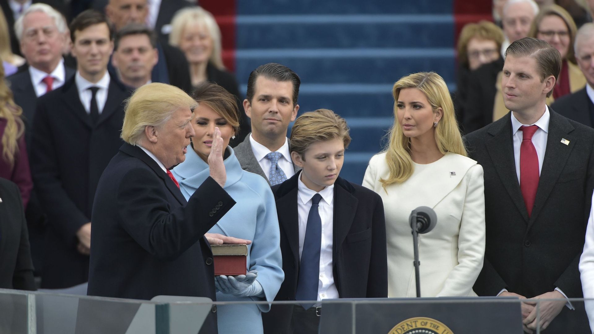 En prêtant serment sur la Bible, Donald Trump est devenu le 45ème ...