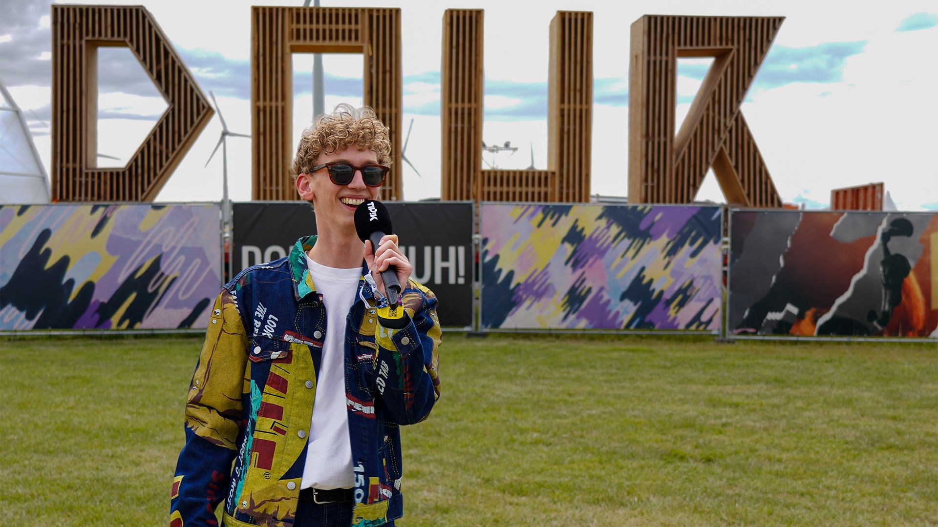 Romain vous fait vivre le Dour Festival en direct sur Tipik - RTBF Actus
