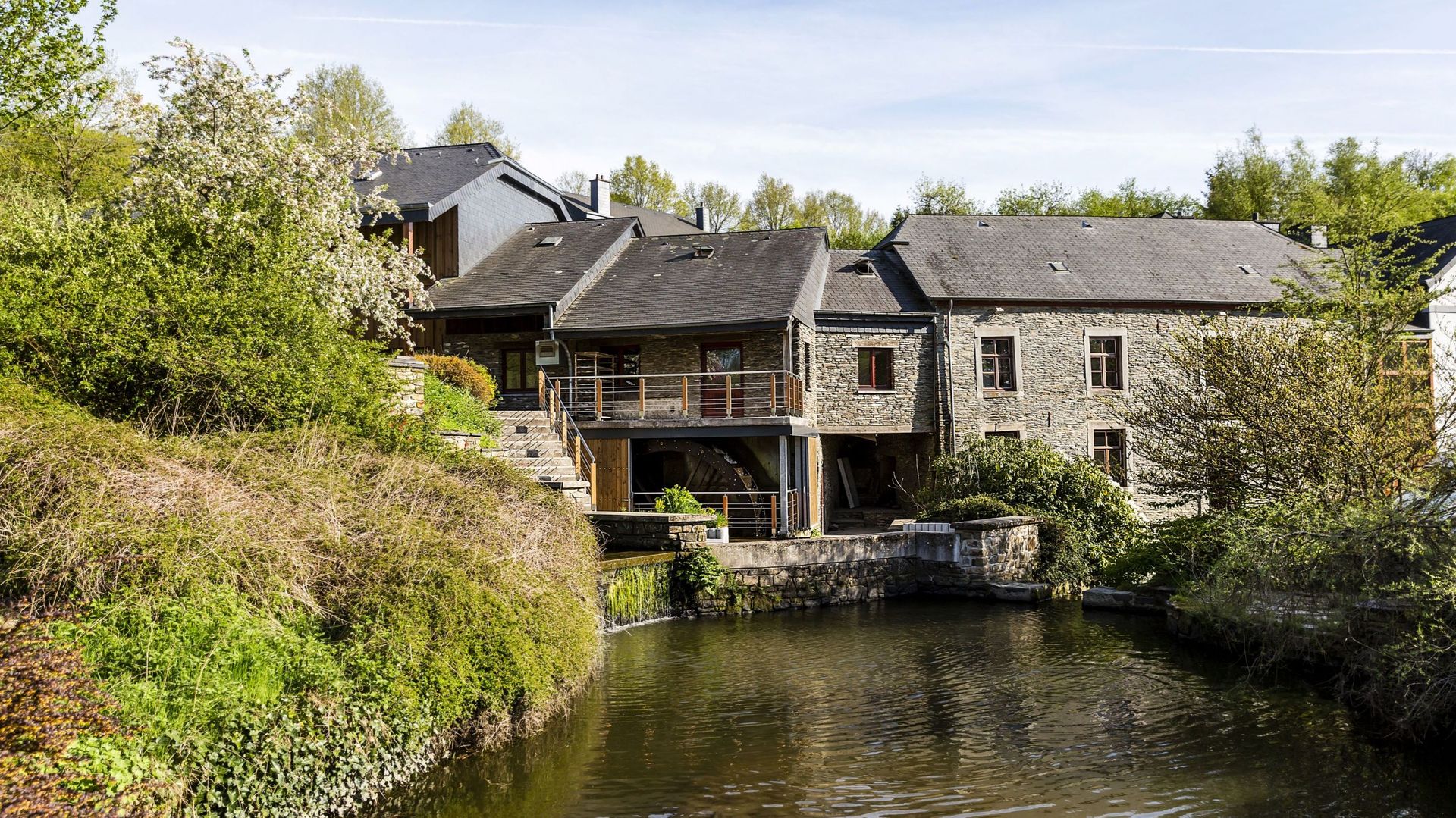 Une meunière aux petits soins du Moulin de Hollange - RTBF Actus