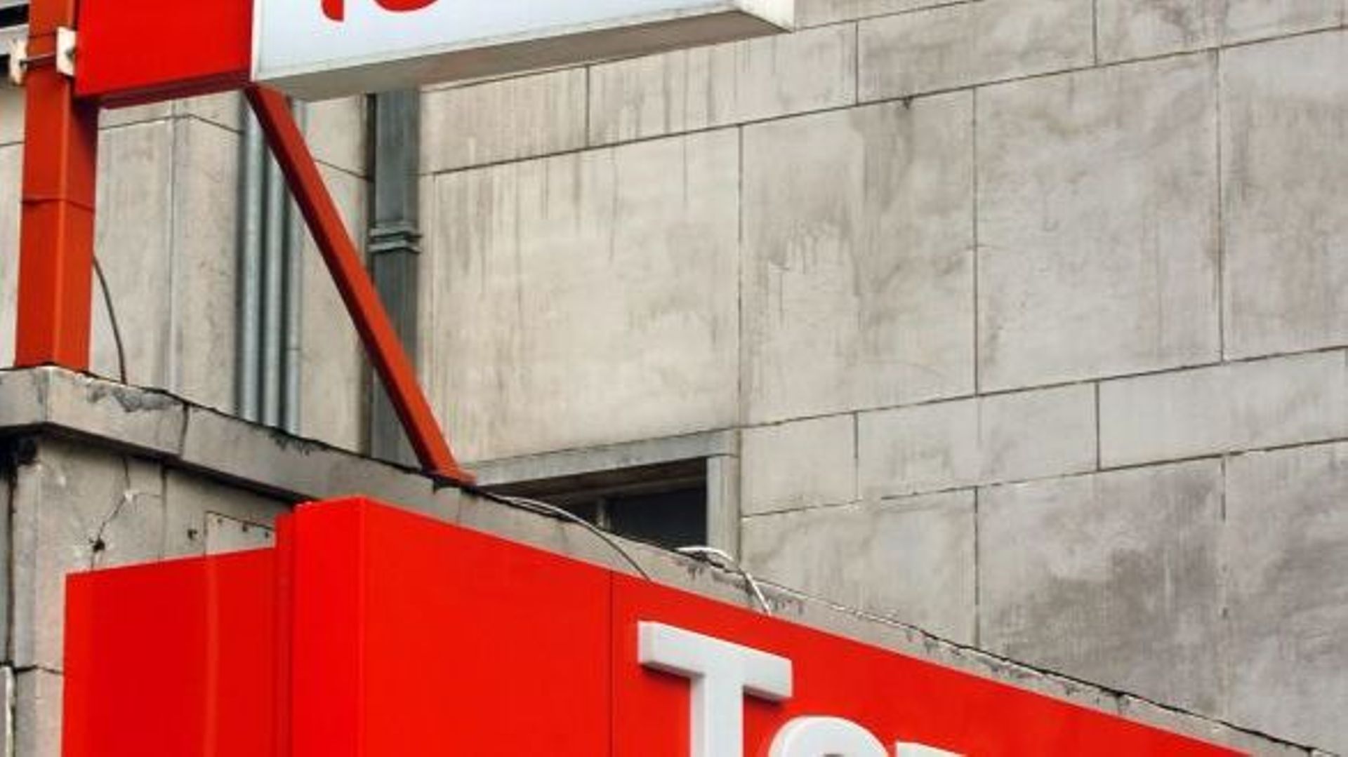 Les jeunes du sp.a occupent le siège social de Total Belgique - RTBF Actus