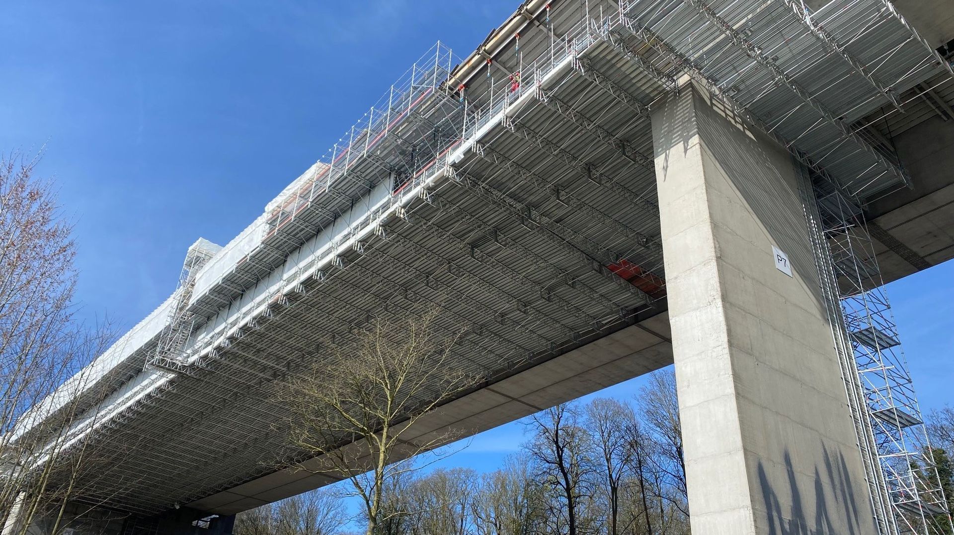 400 mètres d’échafaudage suspendus sous le viaduc de Vilvorde pour sa ...