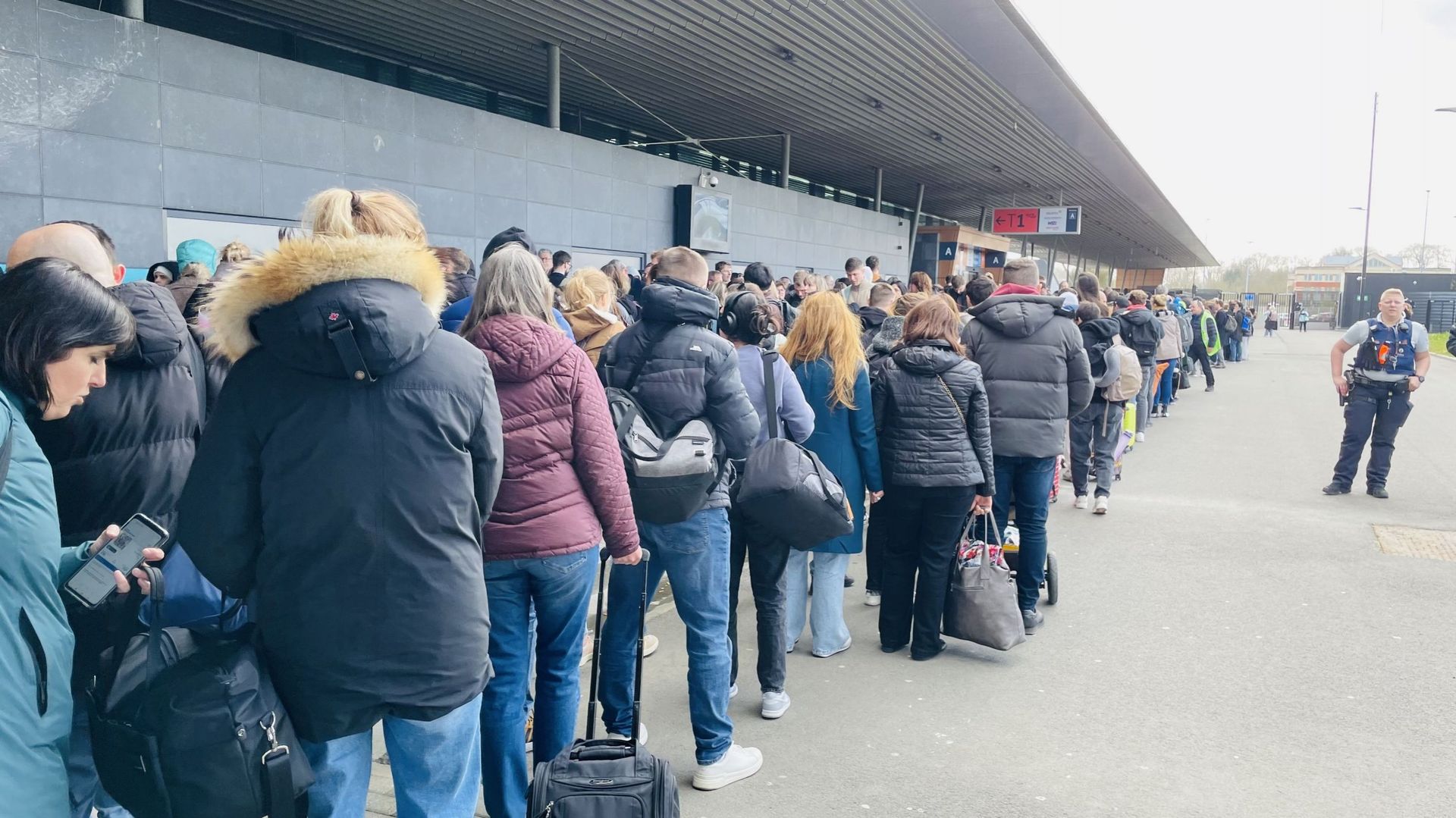 Sécurité, flux, files... l’aéroport de Charleroi s’est réorganisé ...