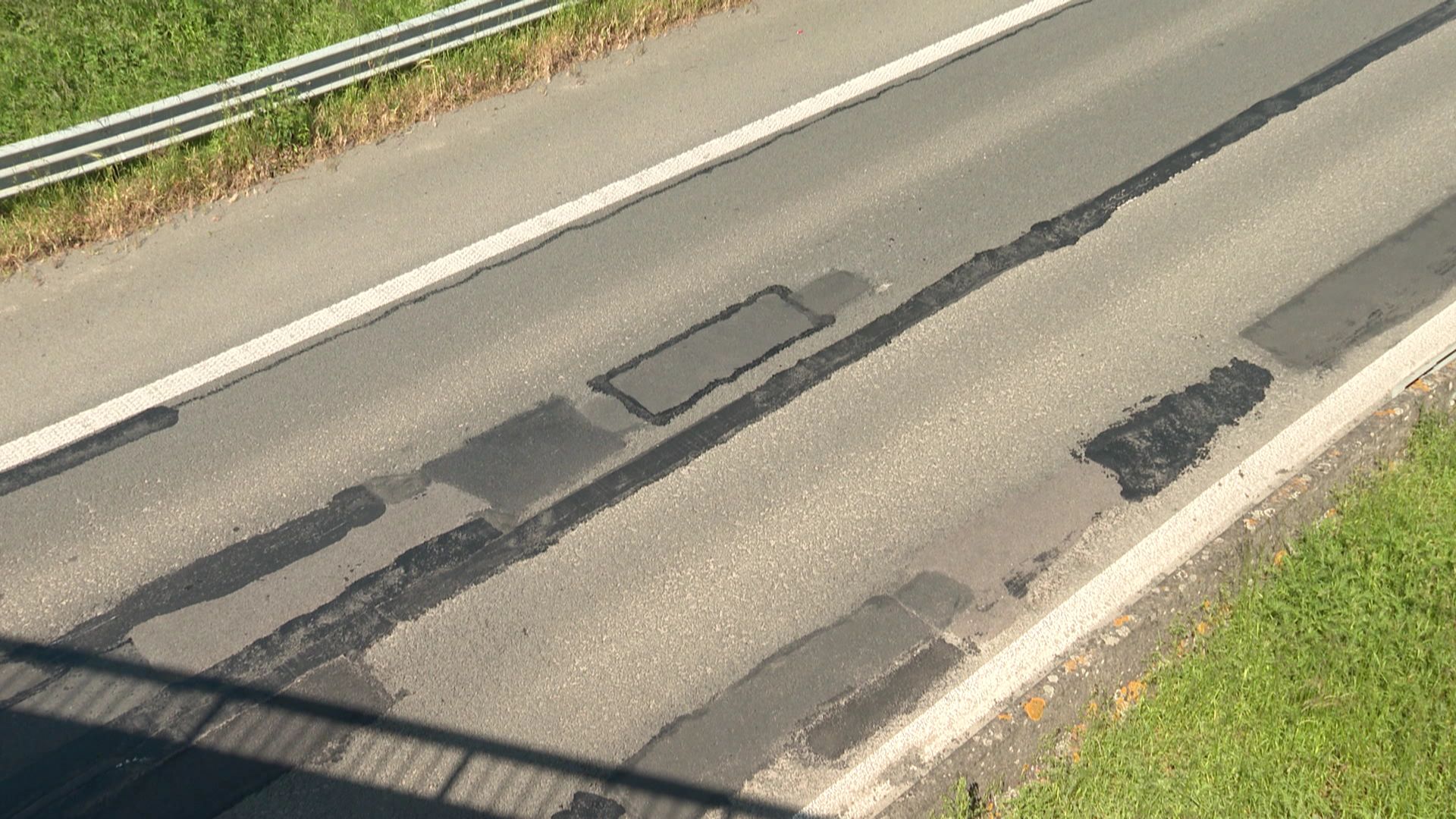 Les nombreux trous de l’autoroute A8 bientôt en partie réparés - RTBF Actus