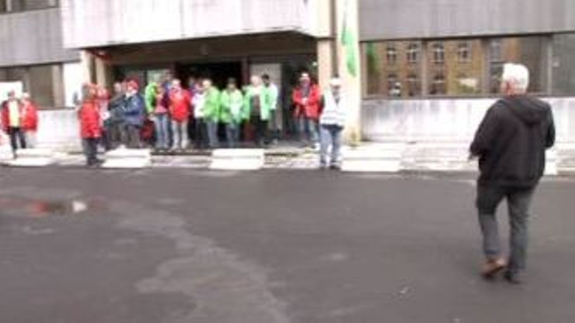 Namur: les agents du SPF Finances se croisent les bras - RTBF Actus