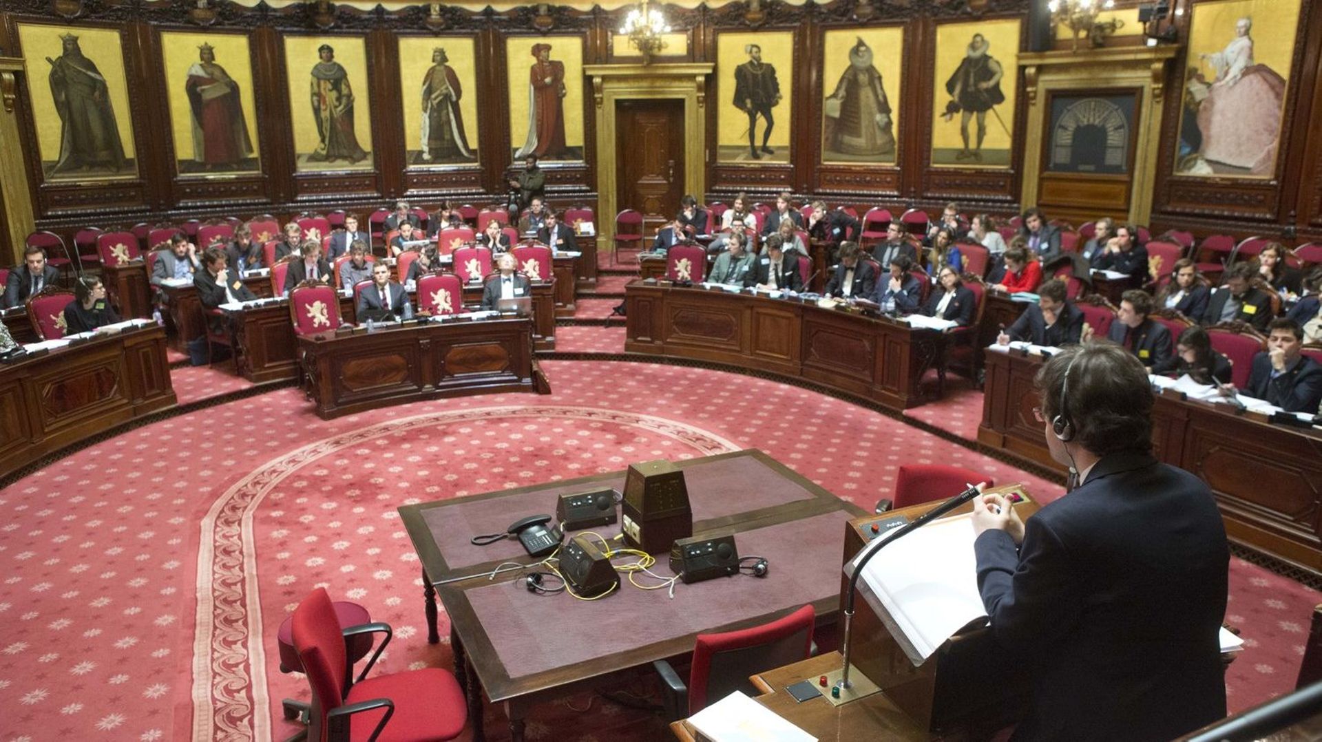 Le Jeugd Parlement Jeunesse prend possession du Sénat - RTBF Actus