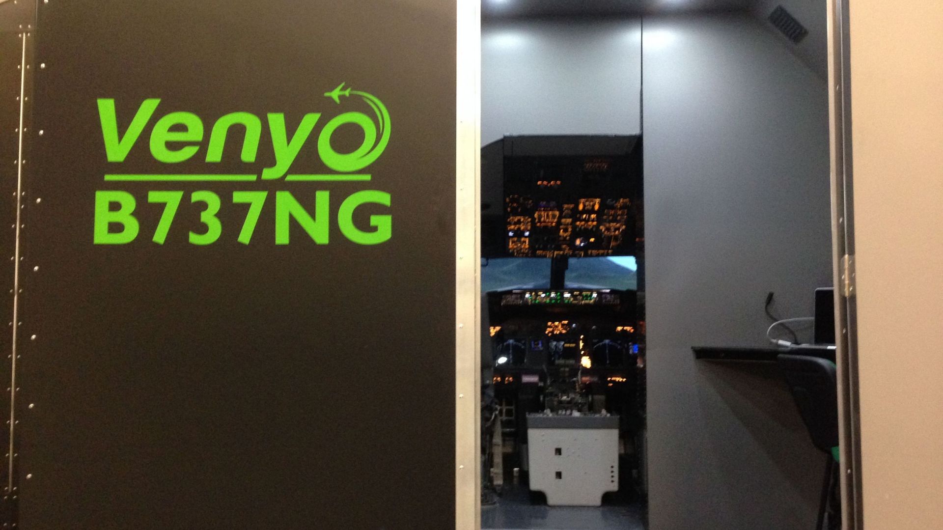 Gosselies: les simulateurs de Venyo prennent leur envol - RTBF Actus