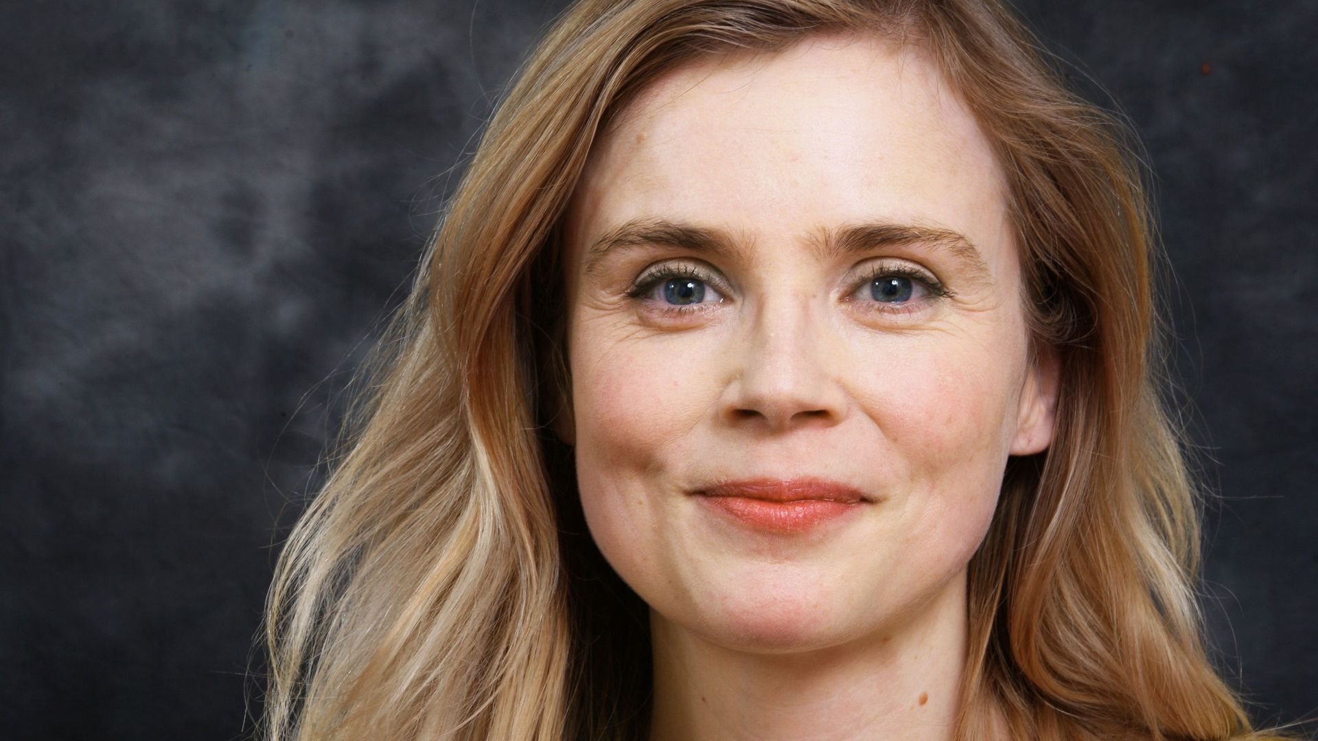 La comédienne Isabelle Carré récompensée pour son premier roman - RTBF ...