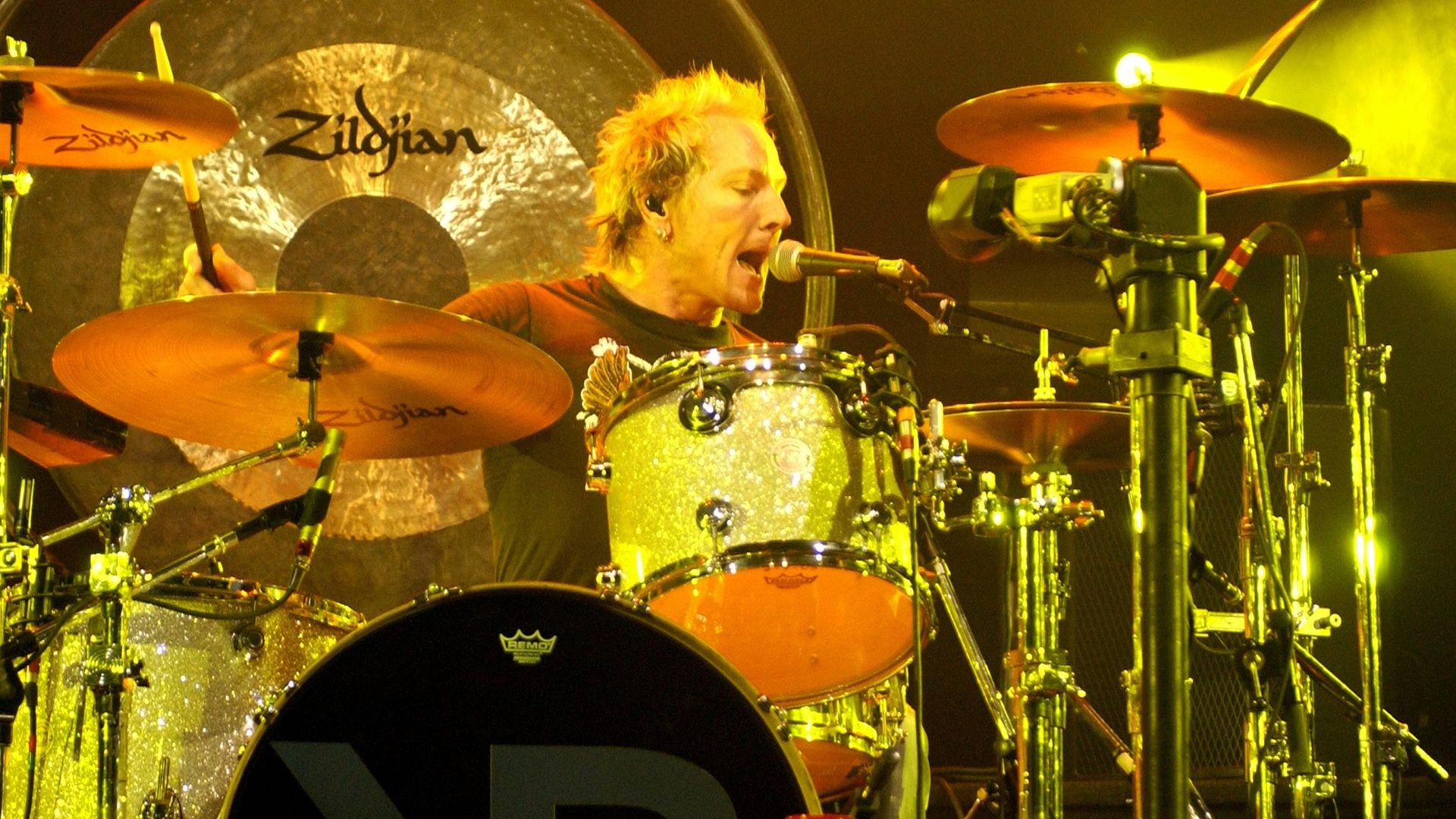 Envie de découvrir le nouveau batteur de Guns N' Roses sur scène ? C ...