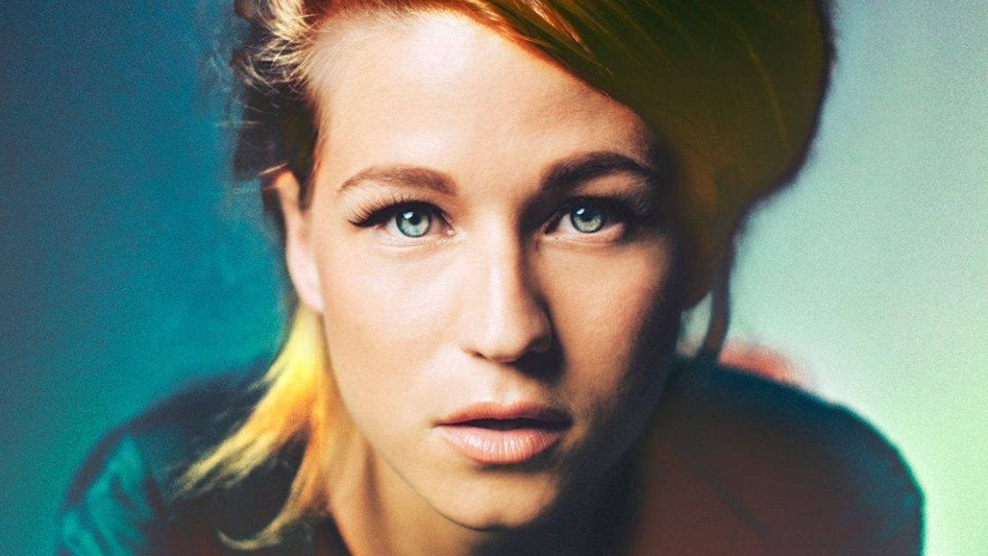 Vidéo: Selah Sue joue une nouvelle chanson dans le hall des départs à ...