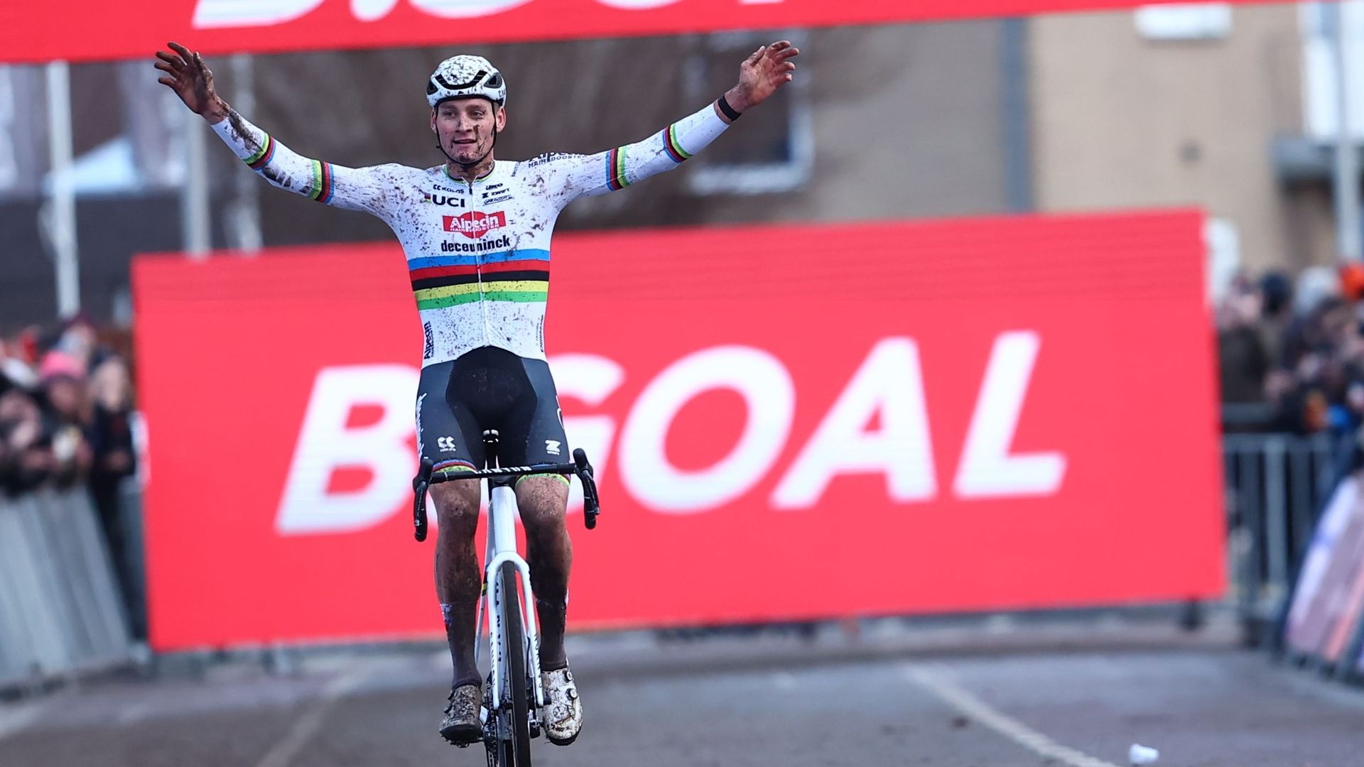 Wout van Aert satisfait de sa victoire à Benidorm malgré sa chute: 'J ...