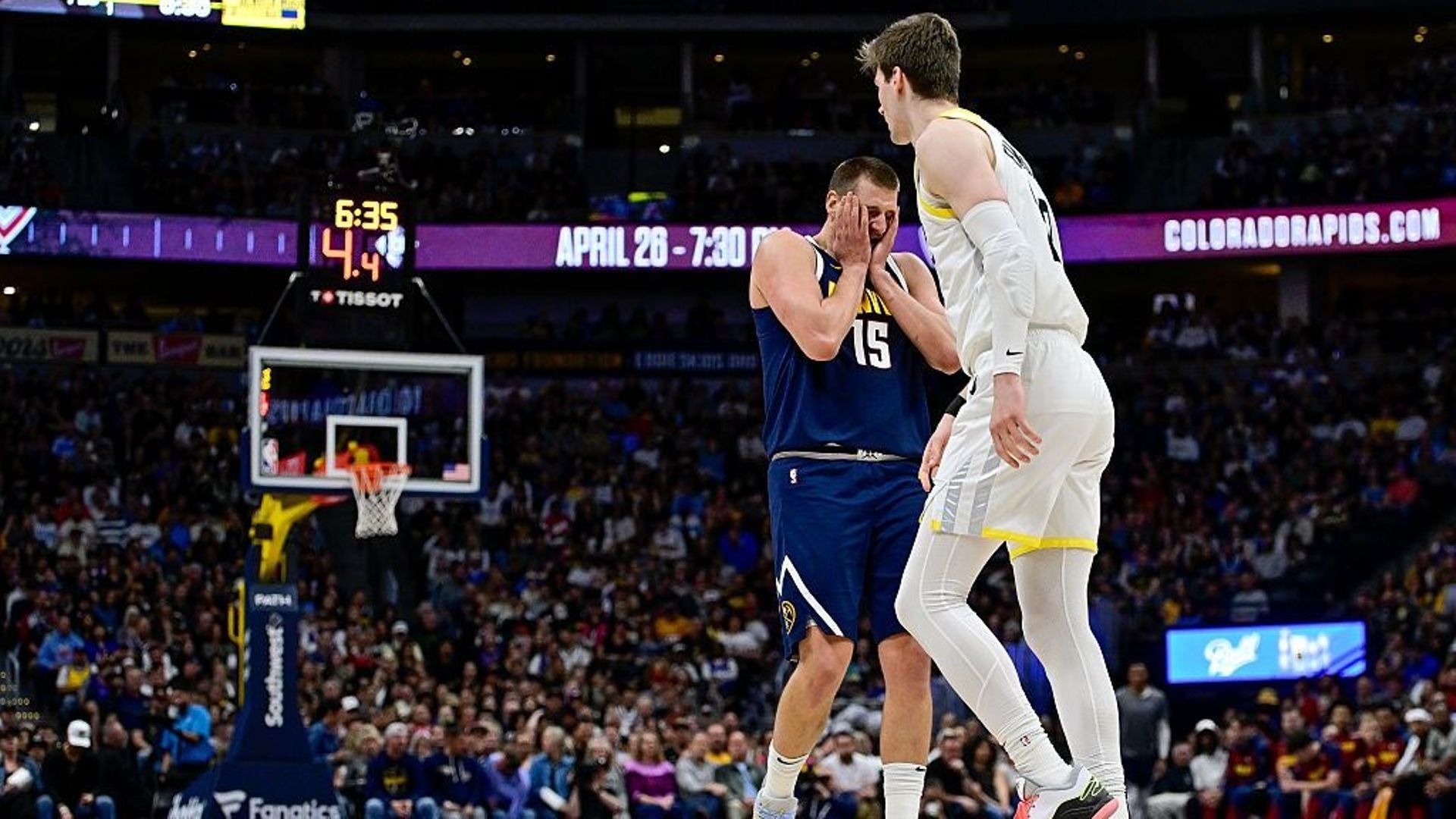 À une main depuis son camp : le panier absolument dingue de Nikola Jokic en NBA - RTBF Actus