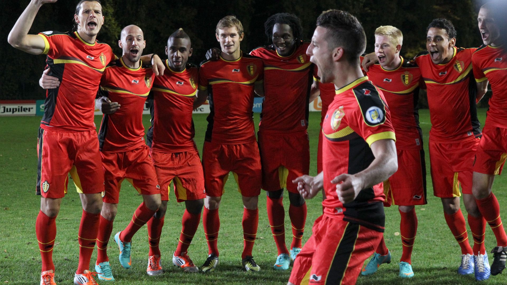 Les Diables s'amusent dans une pub - RTBF Actus