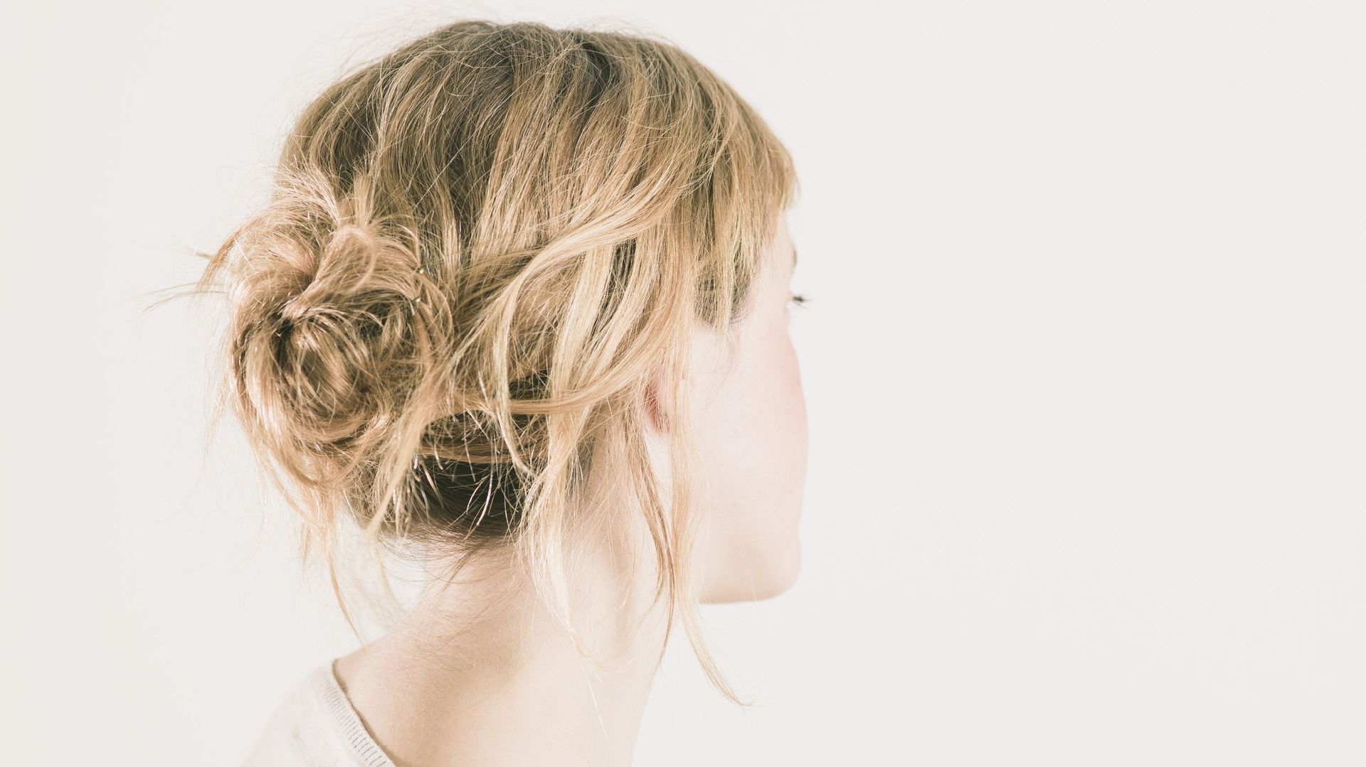 Comment réaliser un chignon Messy Bun en 2 minutes - RTBF Actus