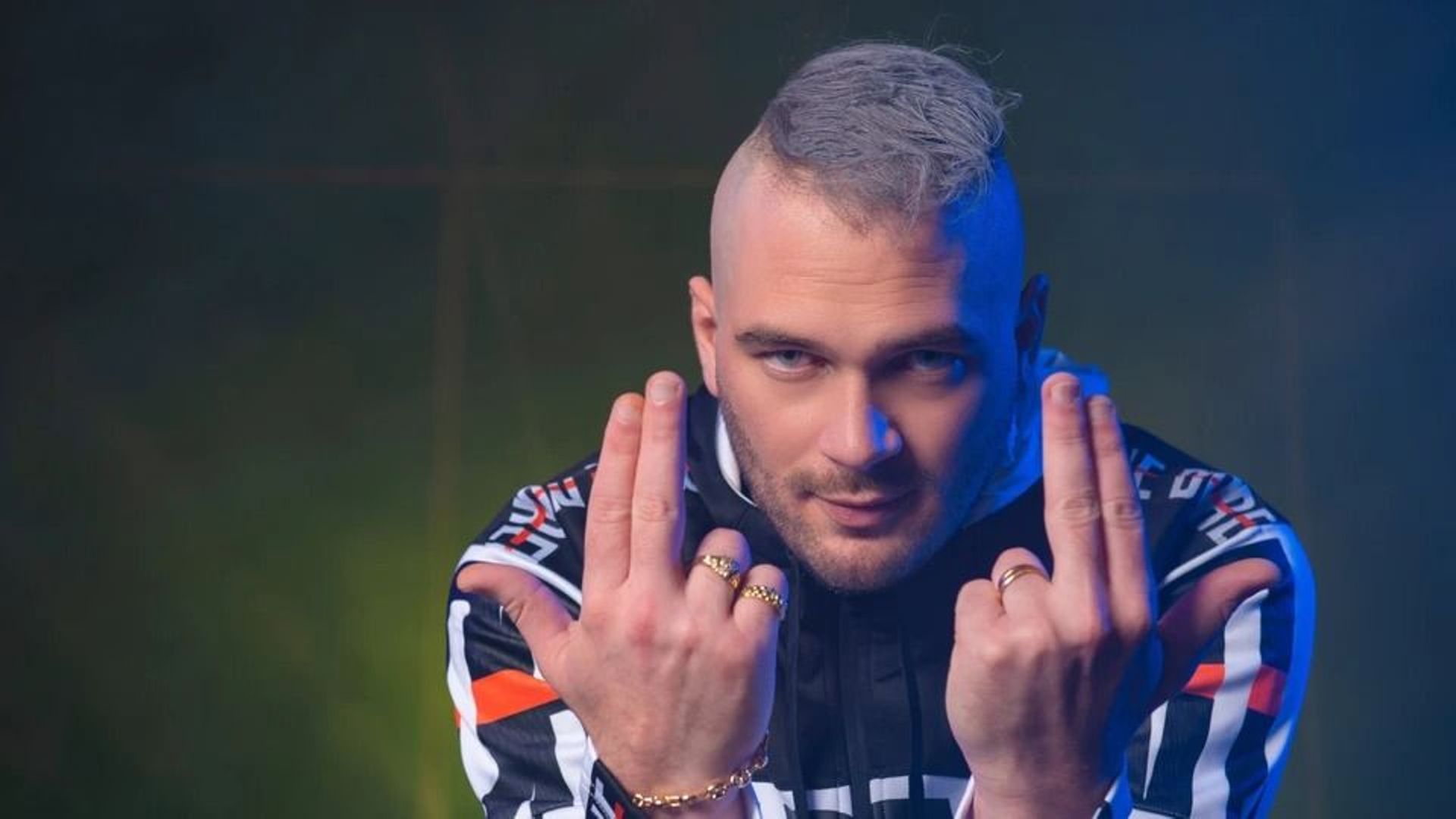 Le rappeur Jul alerte ses fans sur une dangereuse trend TikTok inspirée ...